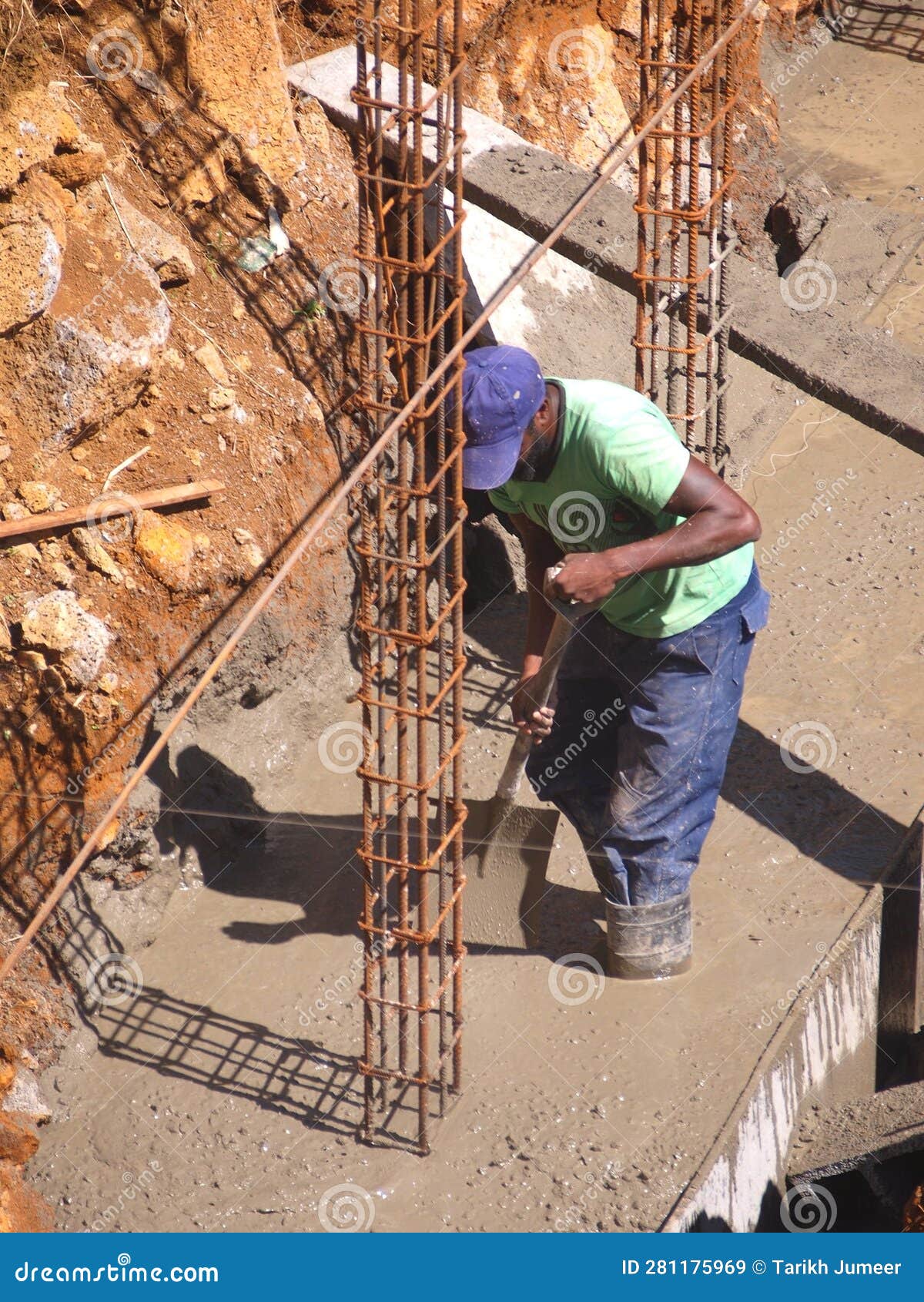 Construction Site - Worker Building Up the Basement Floor Editorial ...