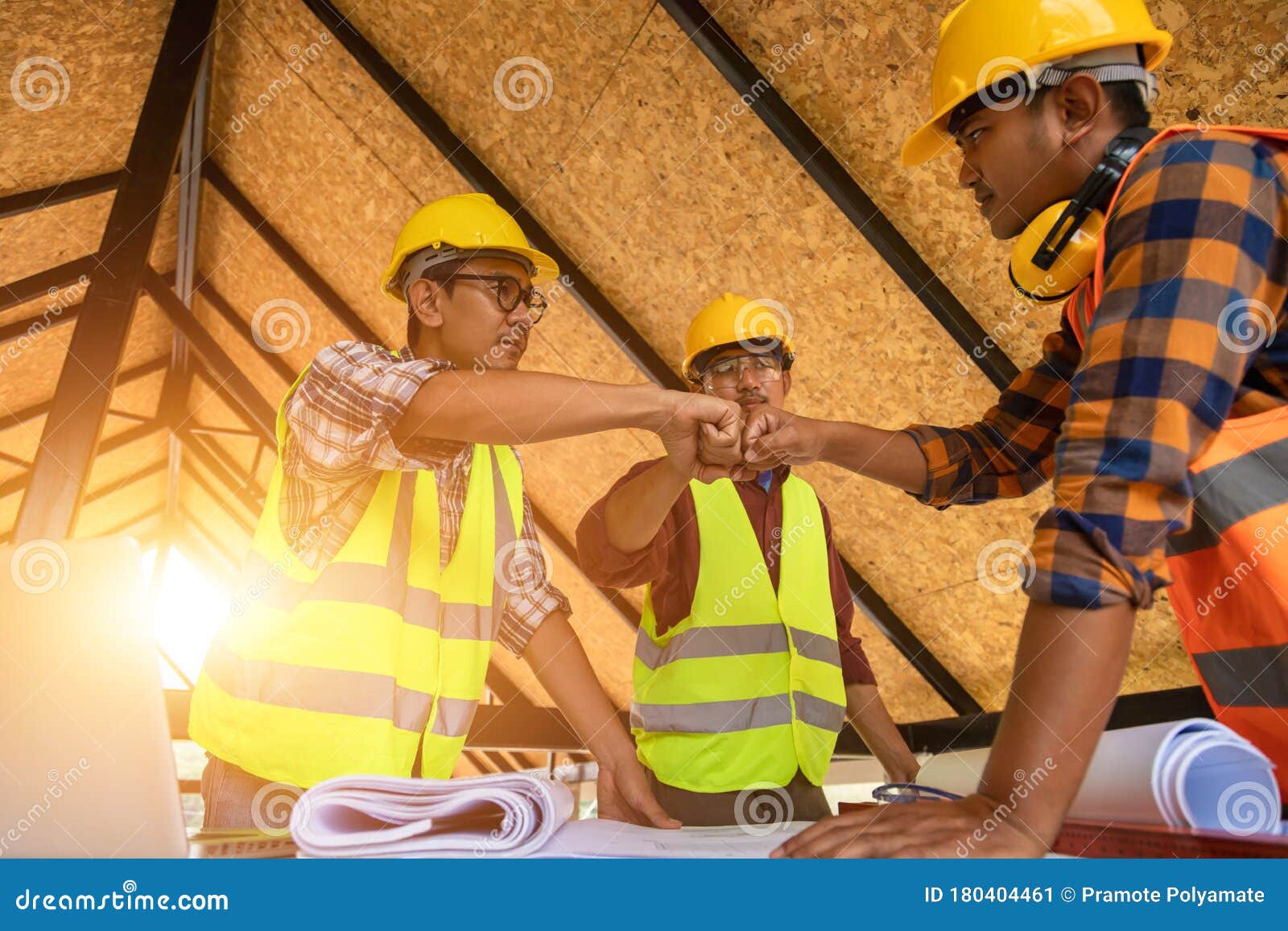 [Construction Teamwork] Team of Engineer and Architects Working Join ...