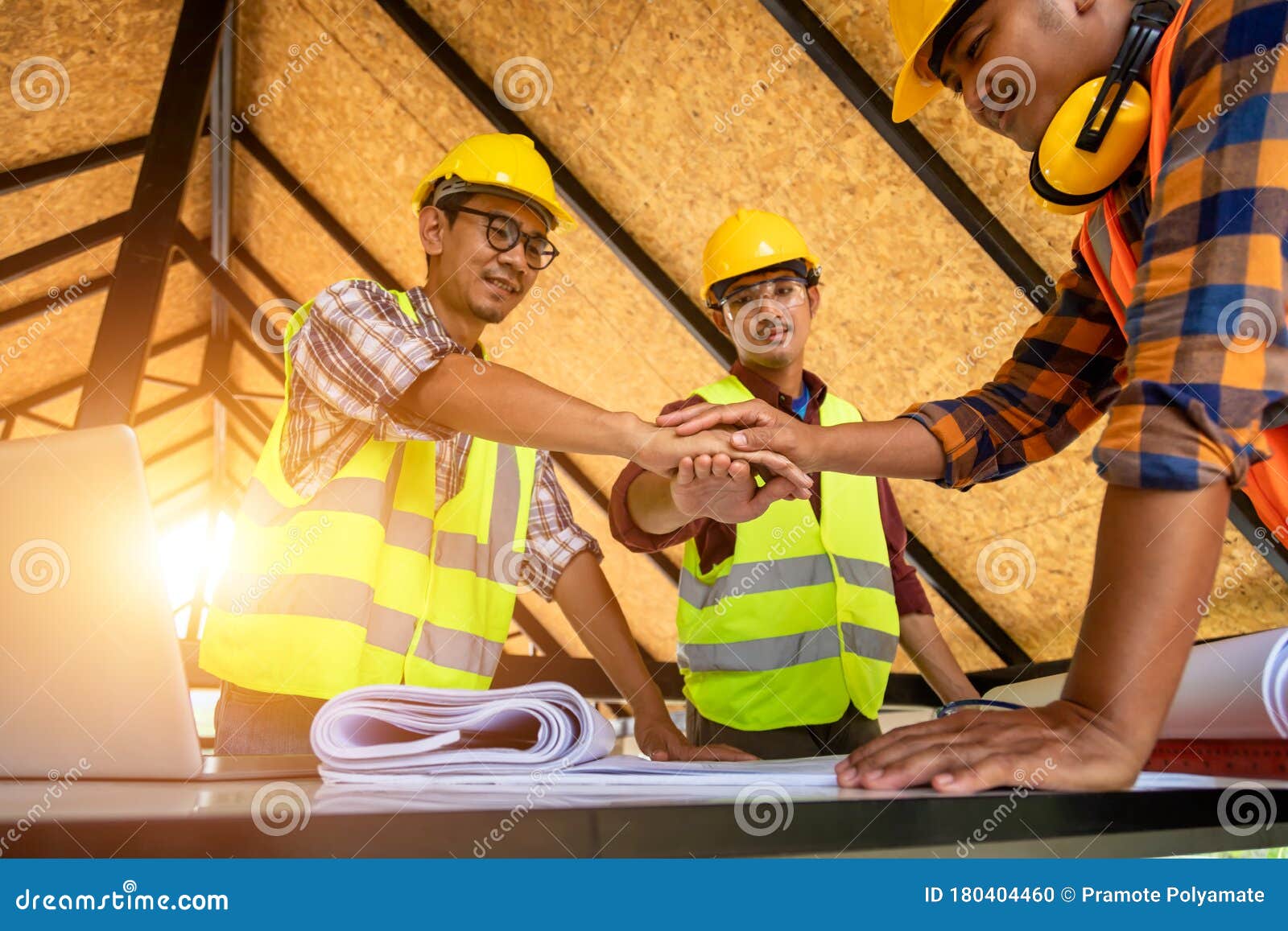 [Construction Teamwork] Team of Engineer and Architects Working Join ...