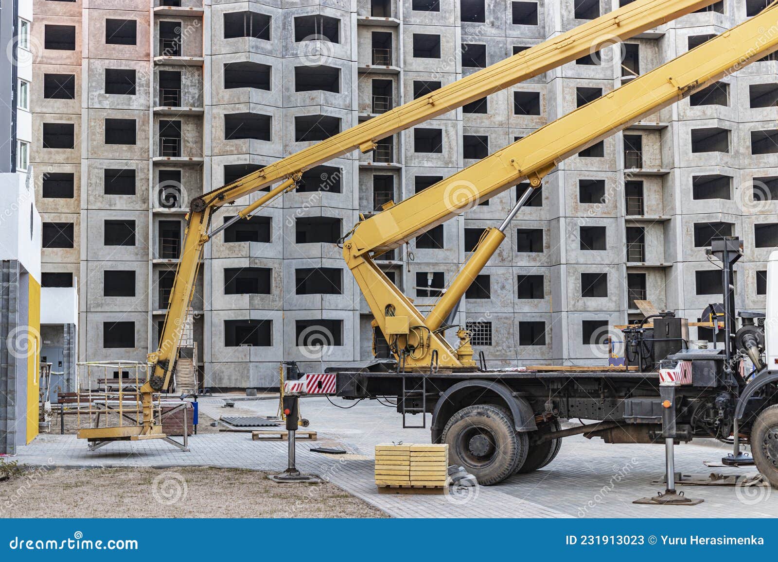 Construction Telescopic Tower or Work Platform for People To Work at ...