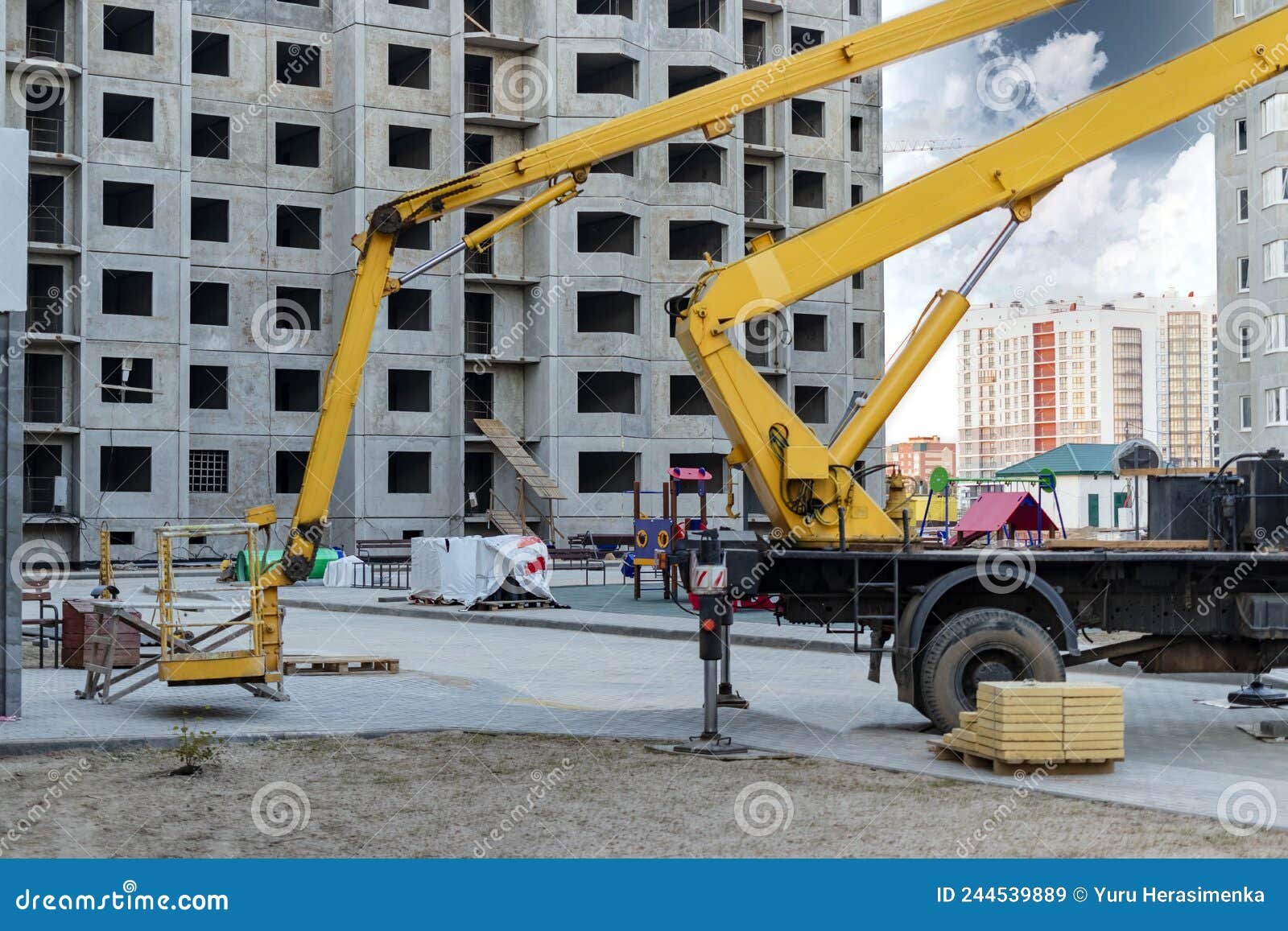 Construction Telescopic Tower or Work Platform for People To Work at ...
