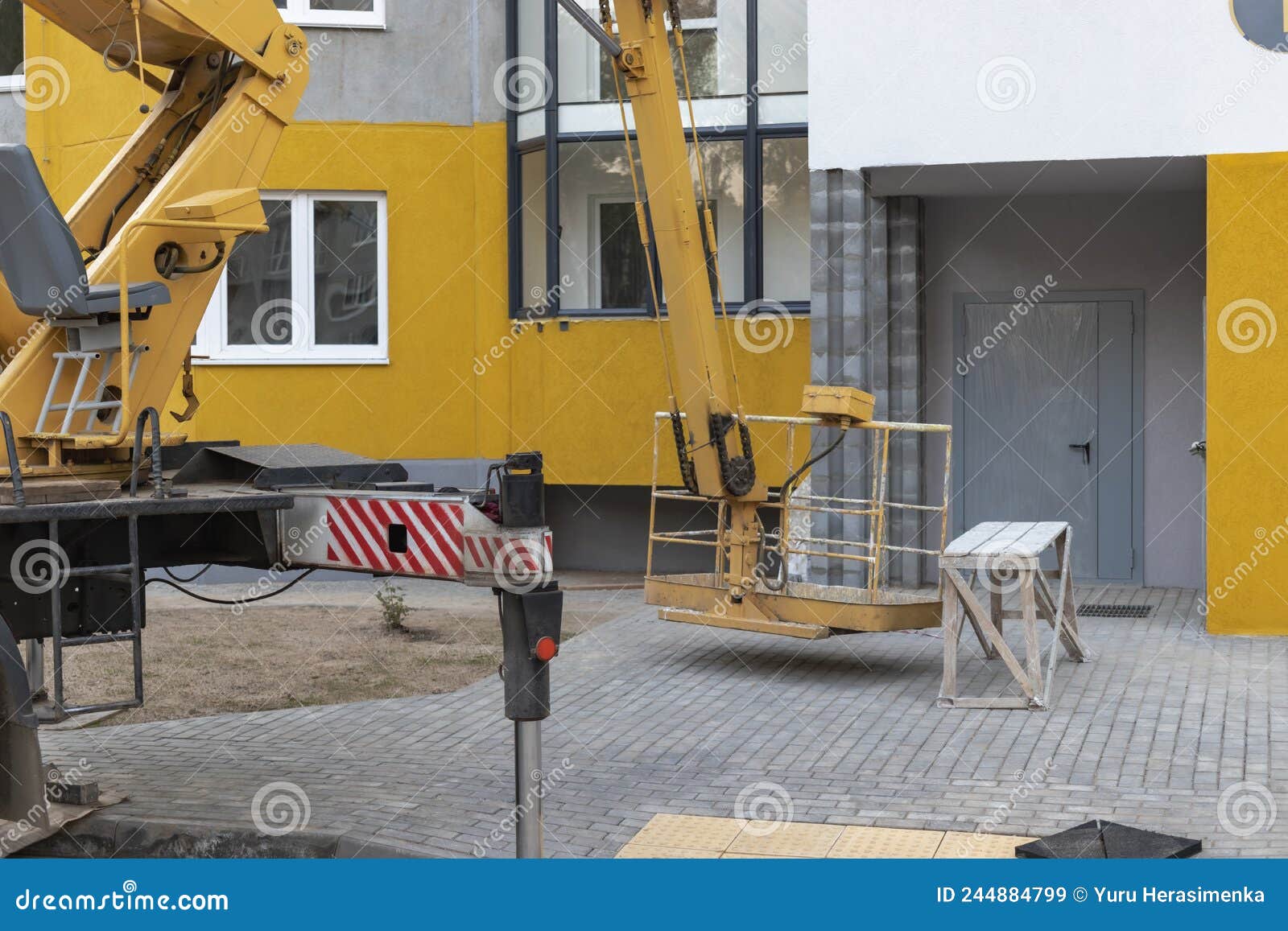 Construction Telescopic Tower or Work Platform for People To Work at ...