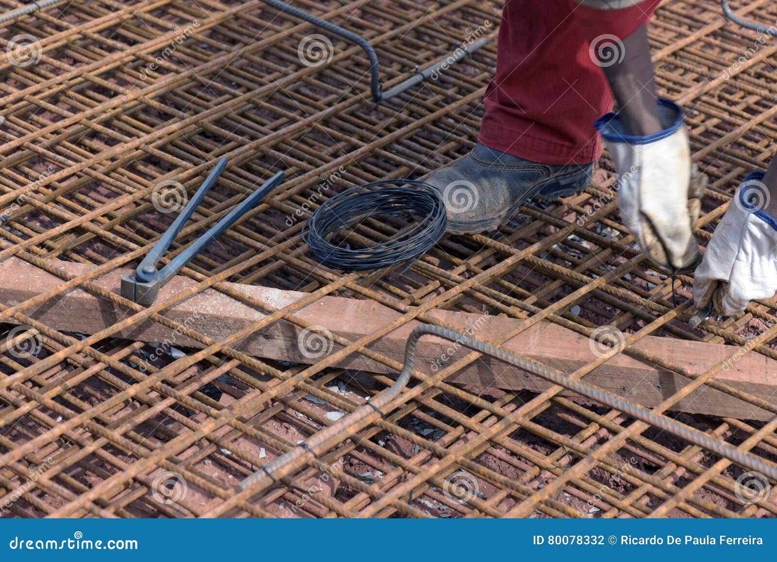 Construction Worker Assembling Iron Frame Editorial Photography - Image ...