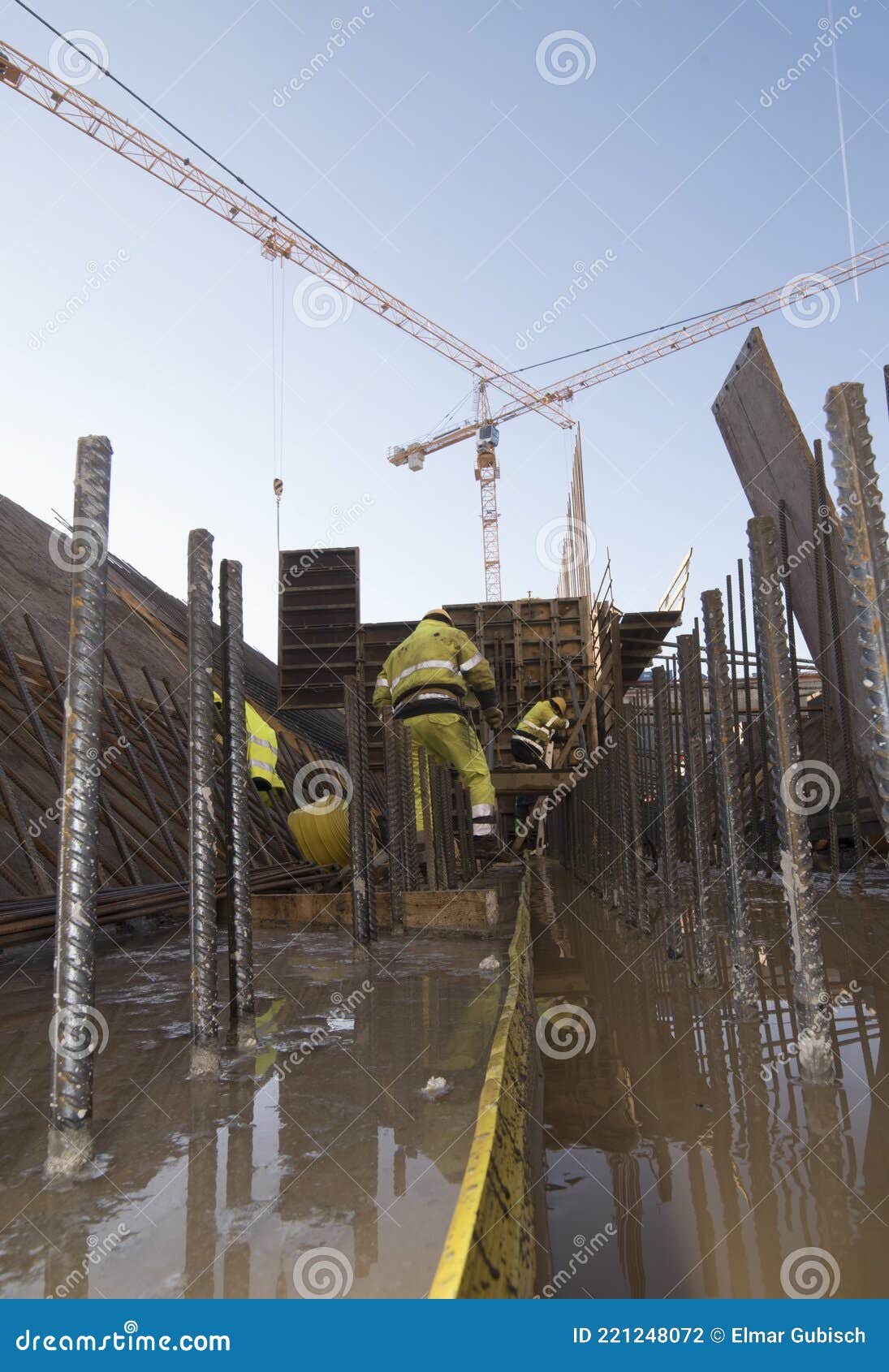 Construction Worker in Hydraulic Engineering Editorial Photography ...