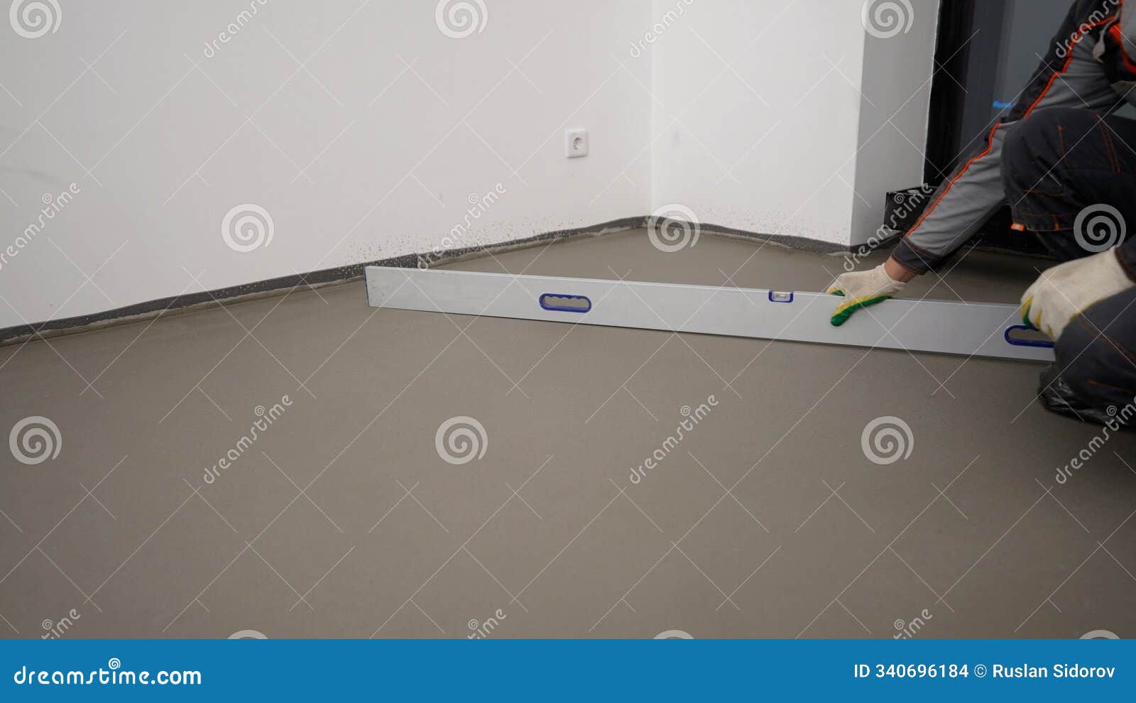 Construction Worker Leveling Concrete Screed with Spirit Level. Stock ...