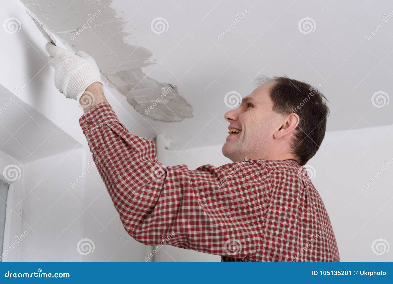 Plastering a ceiling stock image. Image of pargeting - 105135201