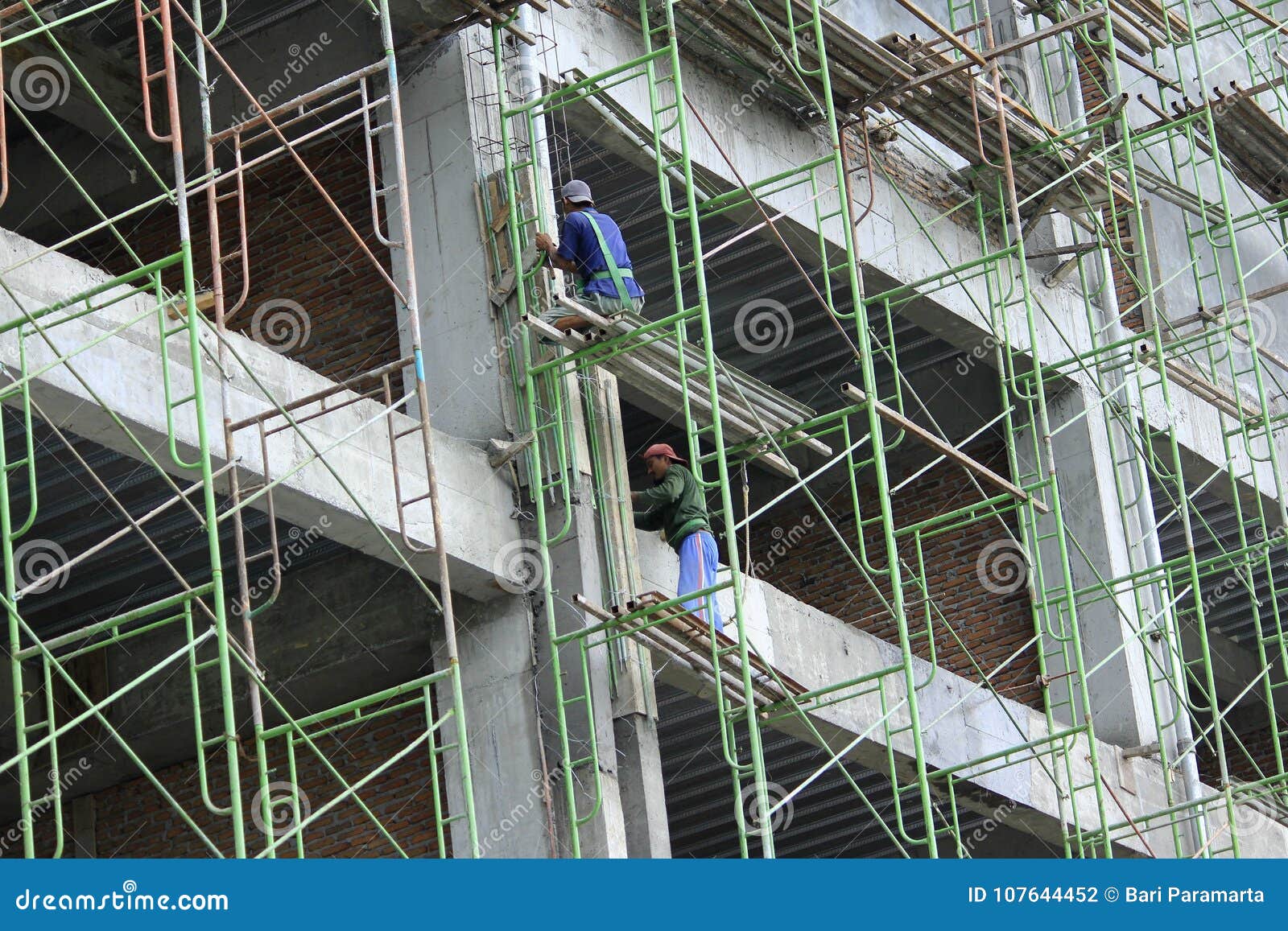 Construction Workers at Altitude Editorial Photography - Image of ...