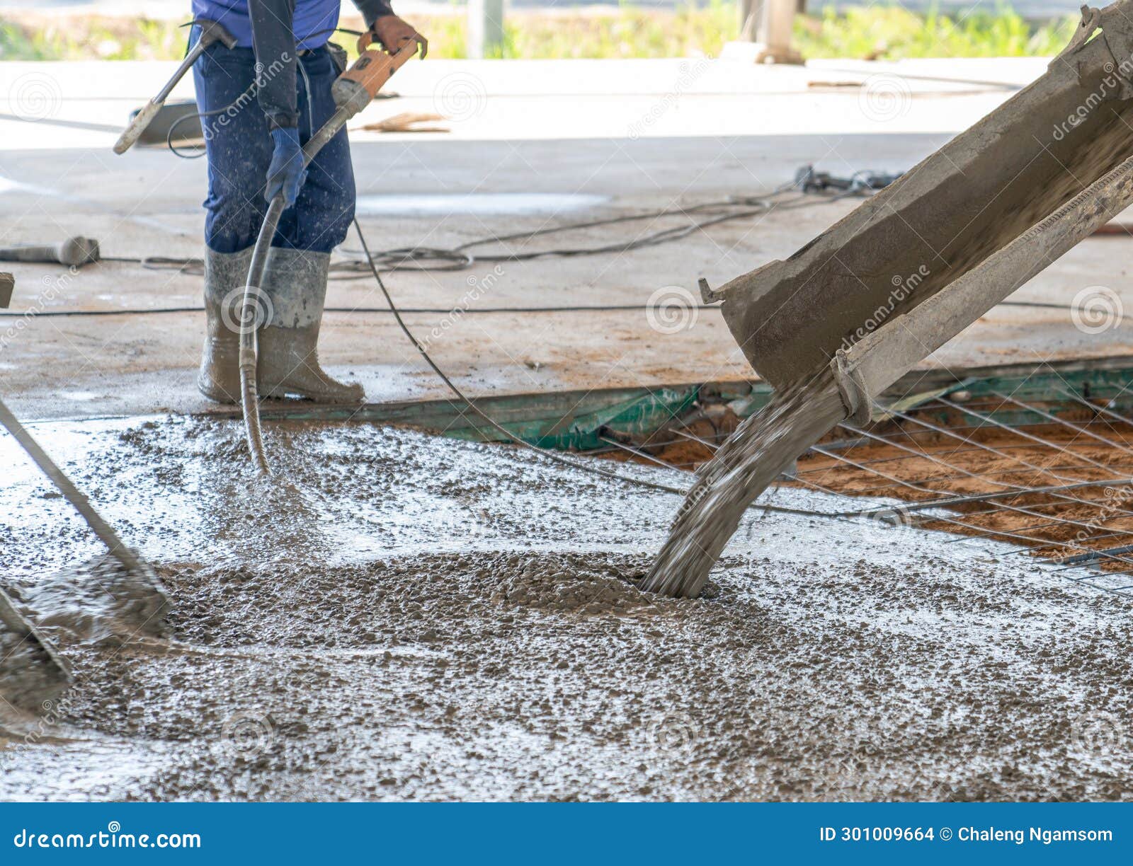Construction Workers Dip Vibration while Pouring of Concrete Stock ...