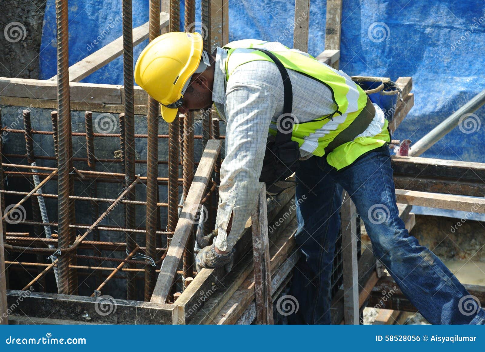 A Construction Workers Fabricating Pile Cap Formwork Editorial Photo ...
