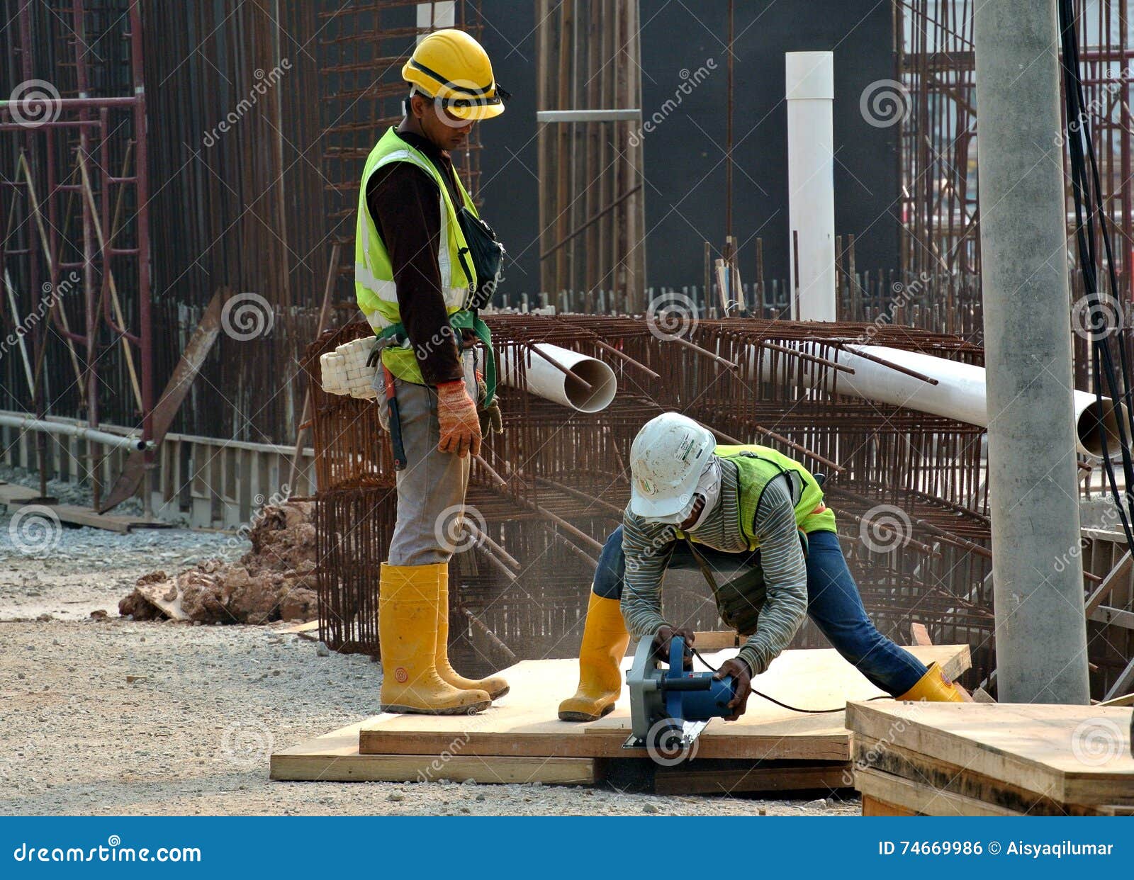 Construction Workers Fabricating Timber Form Work Editorial Photo ...