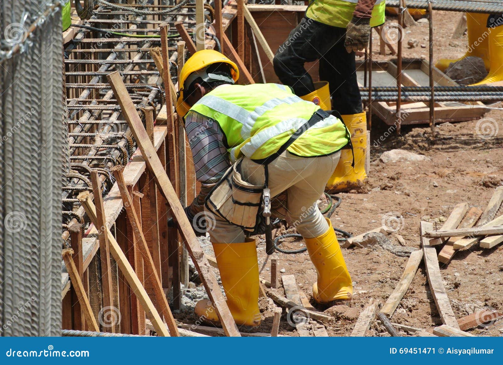 Construction Workers Fabricating Timber Formwork Editorial Photo ...