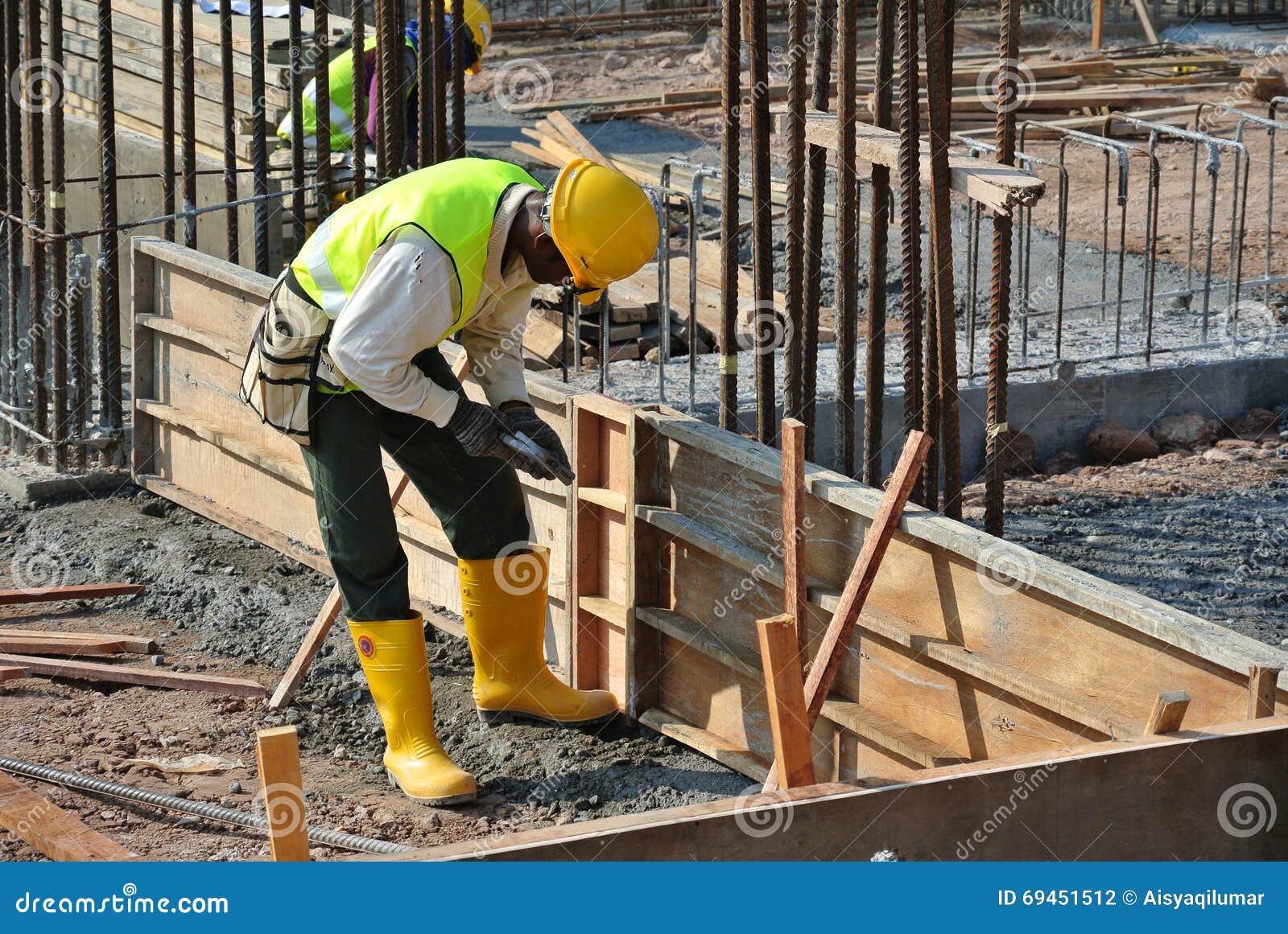 Construction Workers Fabricating Timber Formwork Editorial Photography ...