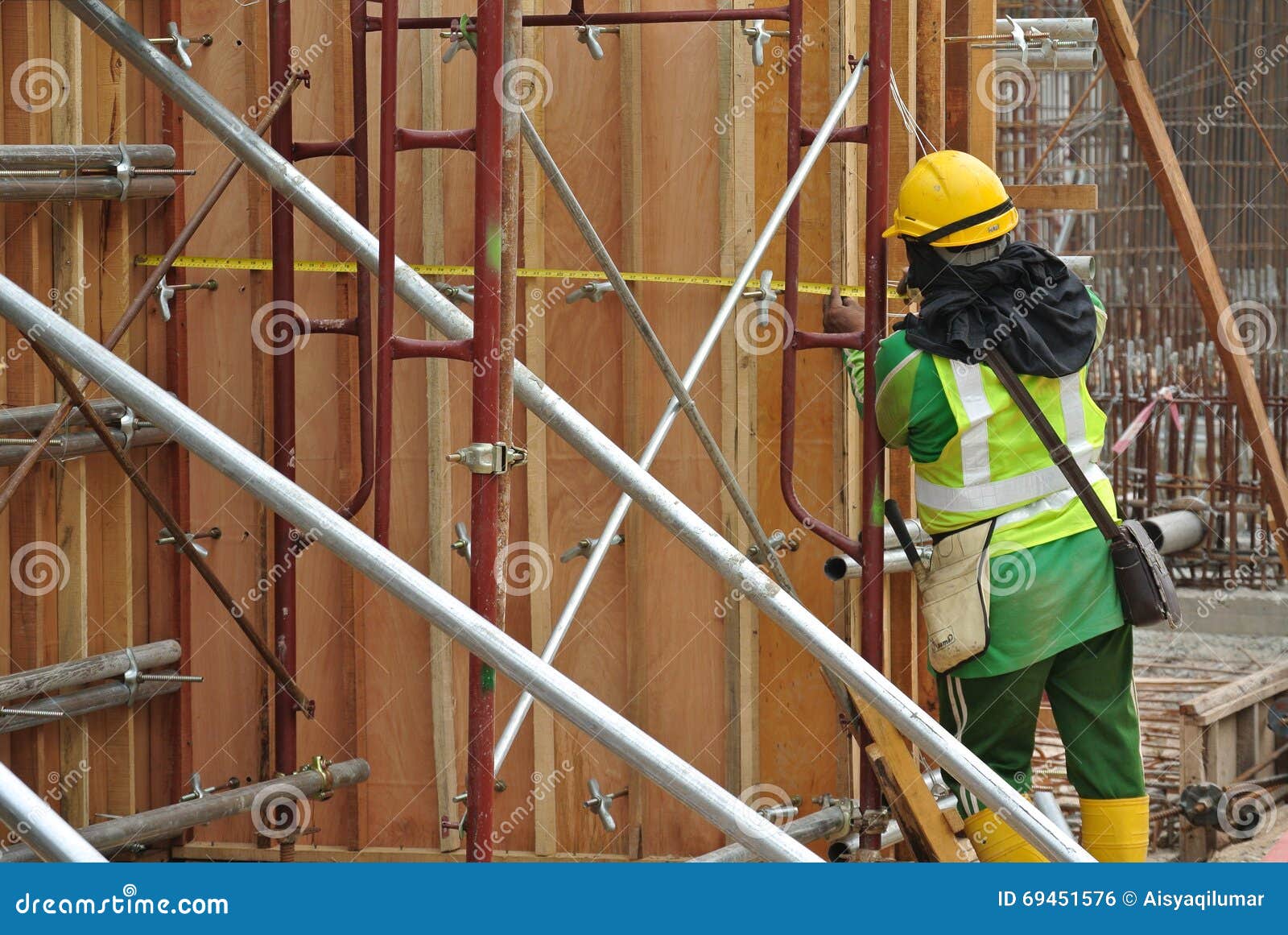 Construction Workers Fabricating Timber Formwork Editorial Photo ...