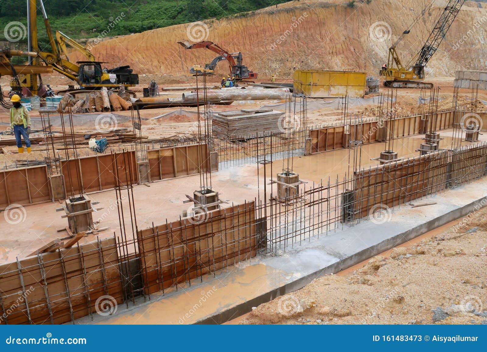 Construction Workers Installing & Fabricating Ground Beam Timber Form ...