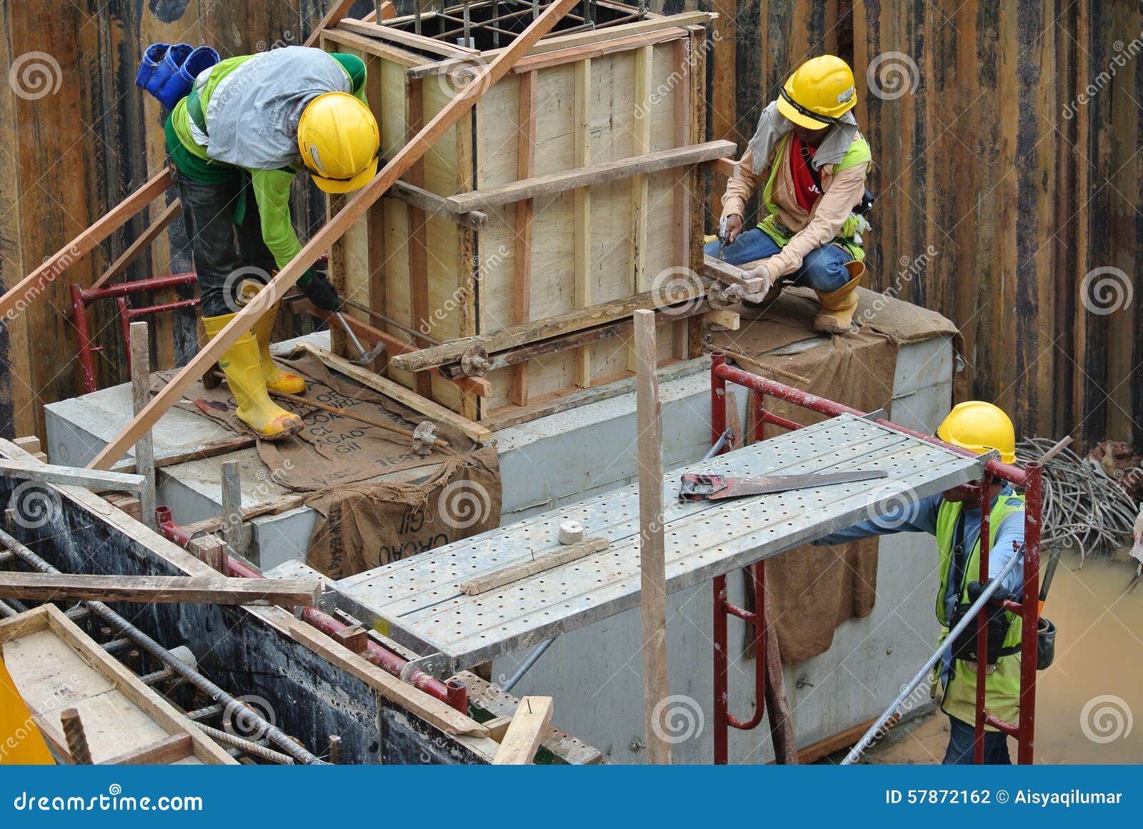 Construction Workers Installing Pile Cap Stump Formwork Stock Photos ...