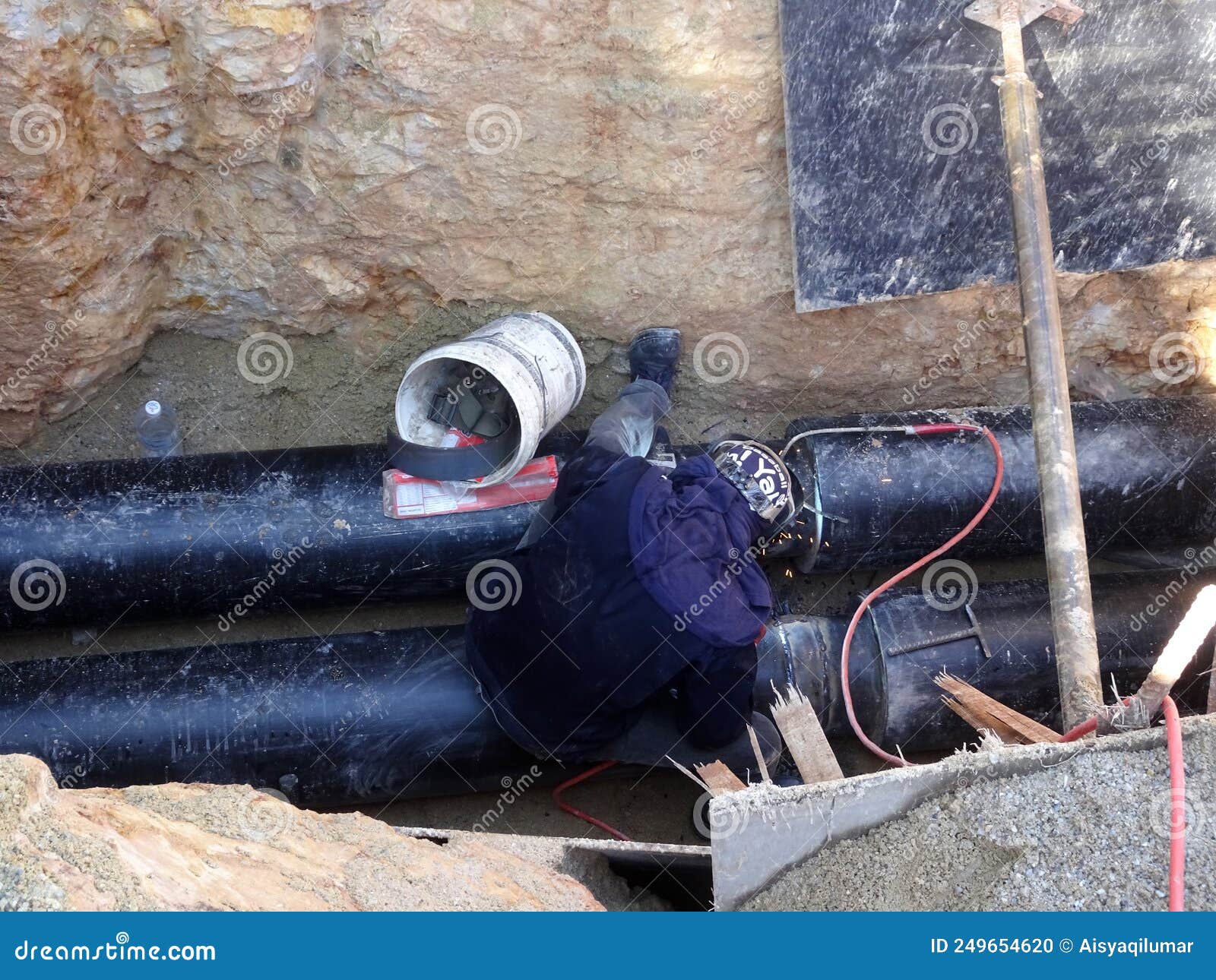 Construction Workers Risk Their Lives Working Inside Deep Trenches To ...