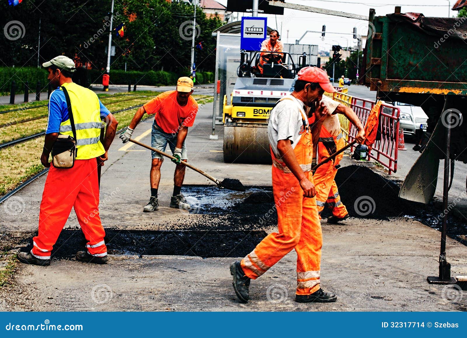Construction workers editorial stock image. Image of asphalt - 32317714