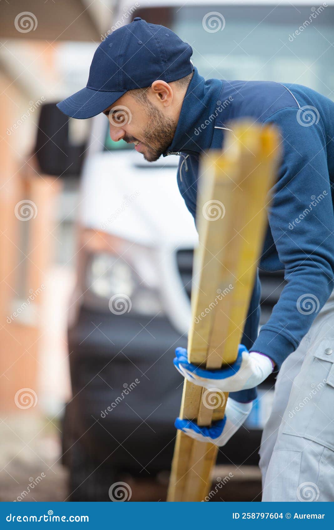 Constructor Alegre Lleva Madera En El Lugar Foto de archivo - Imagen de edificio, camisa: 258797604