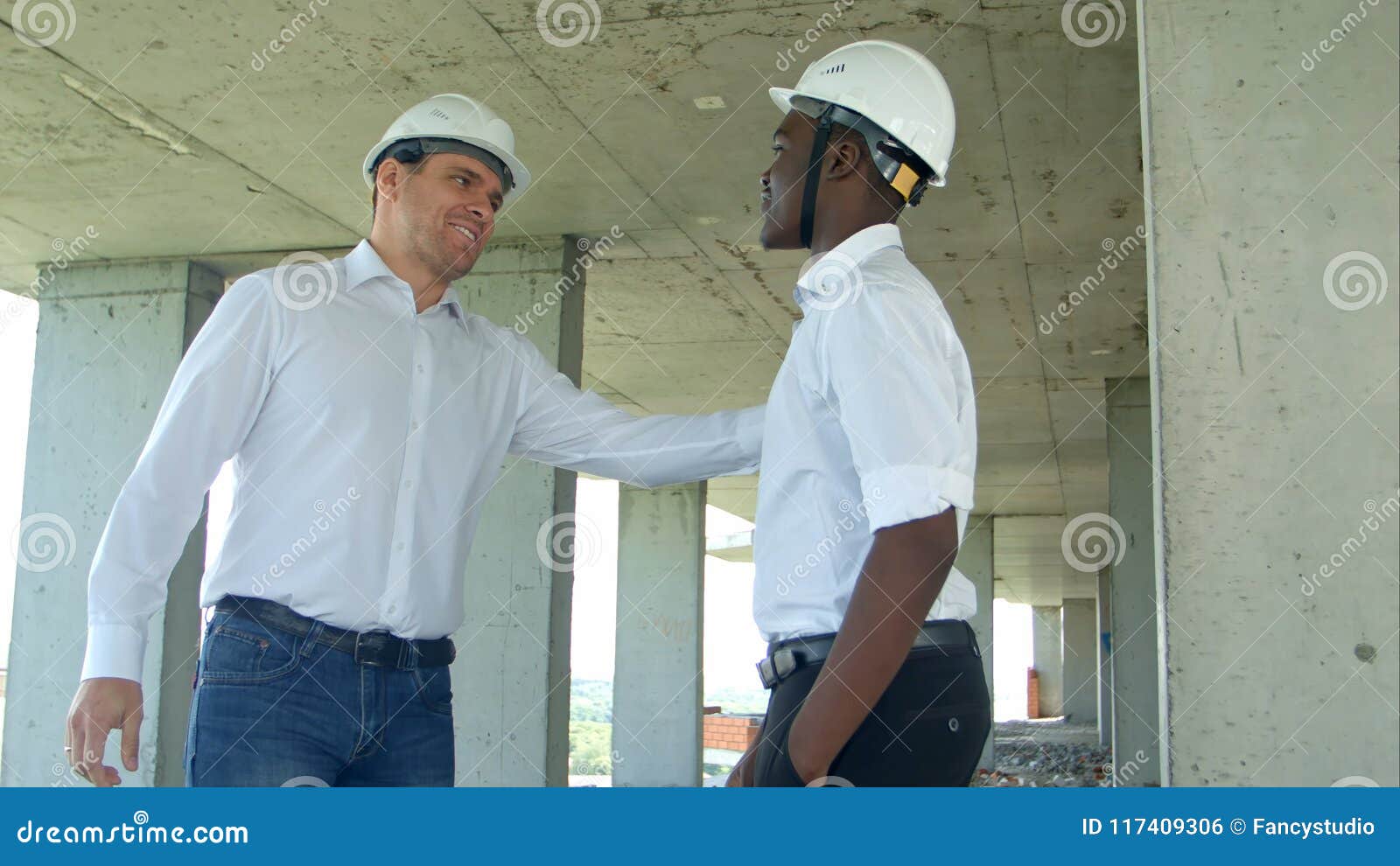 Constructor on Construction Site De Shaking Hands with Del Hombre De ...