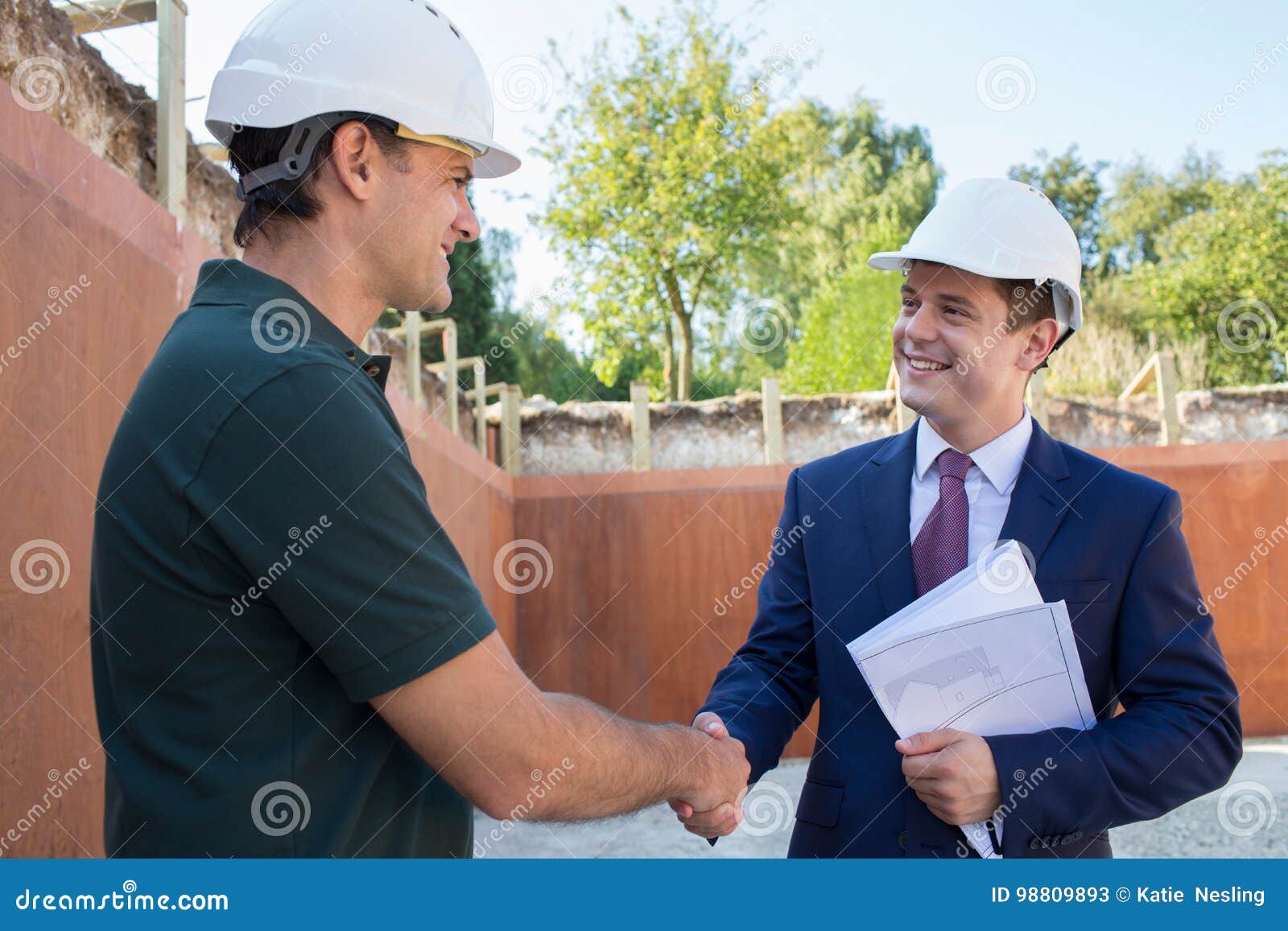 Constructor on Construction Site De Shaking Hands with Del Hombre De ...