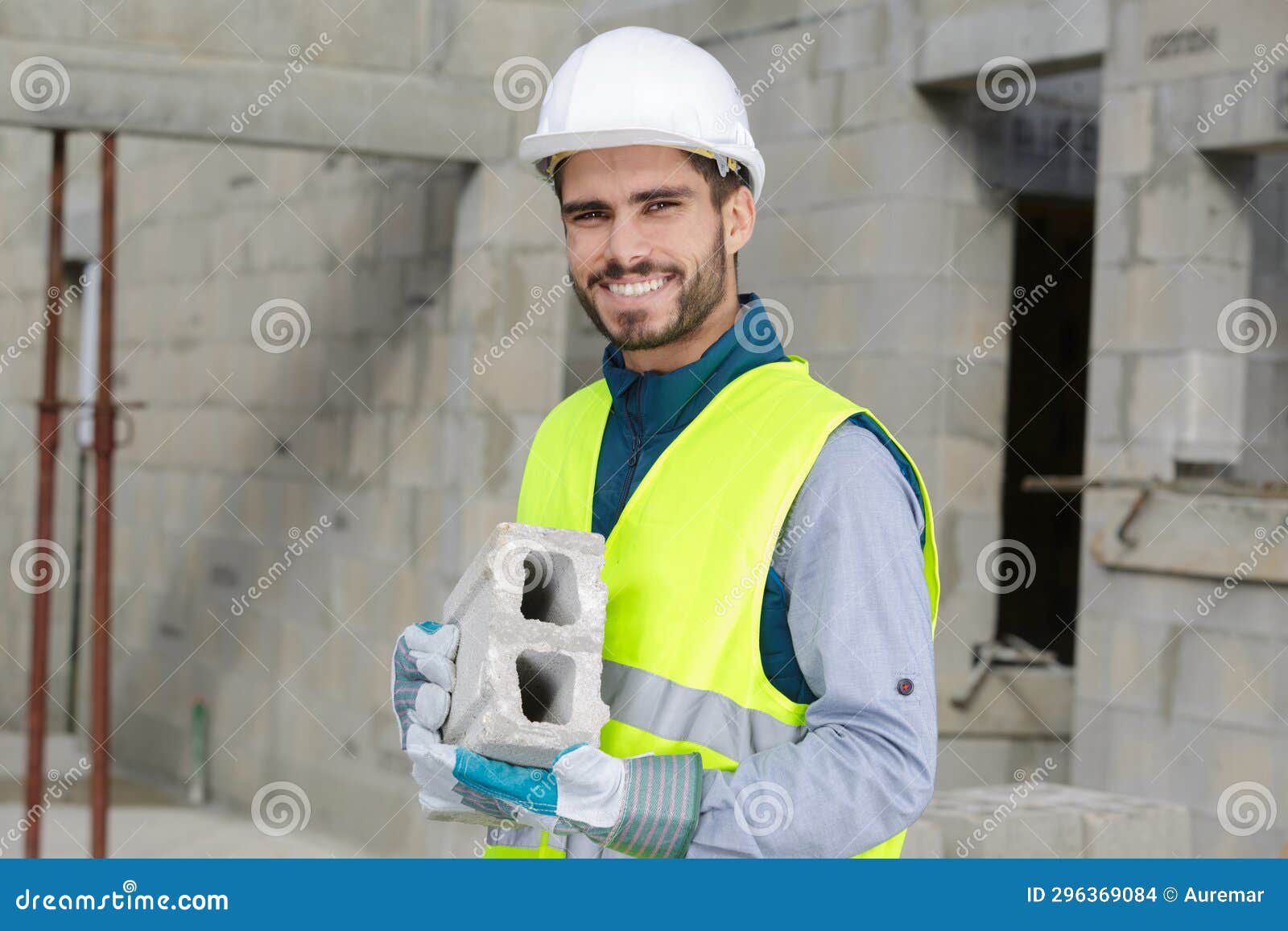 Constructor De Hombres Trabajando Con Cemento De Bloque Foto de archivo ...