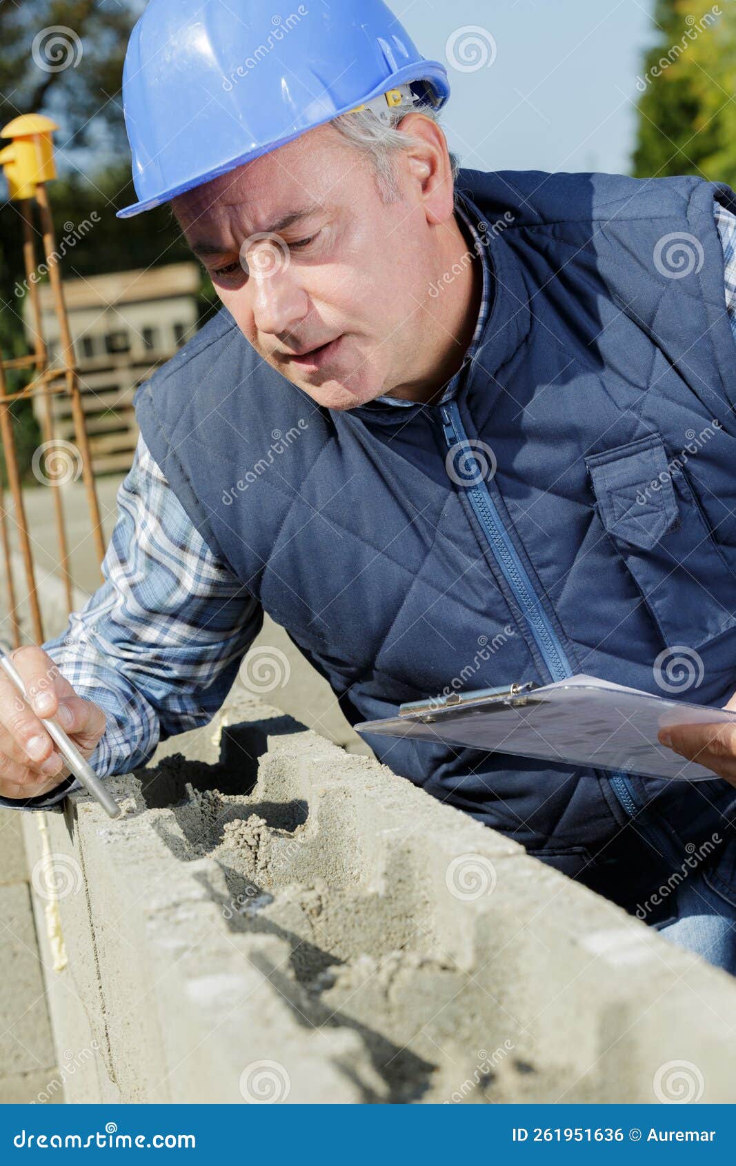 Constructor De Hombres Trabajando Con Cemento Foto de archivo - Imagen ...