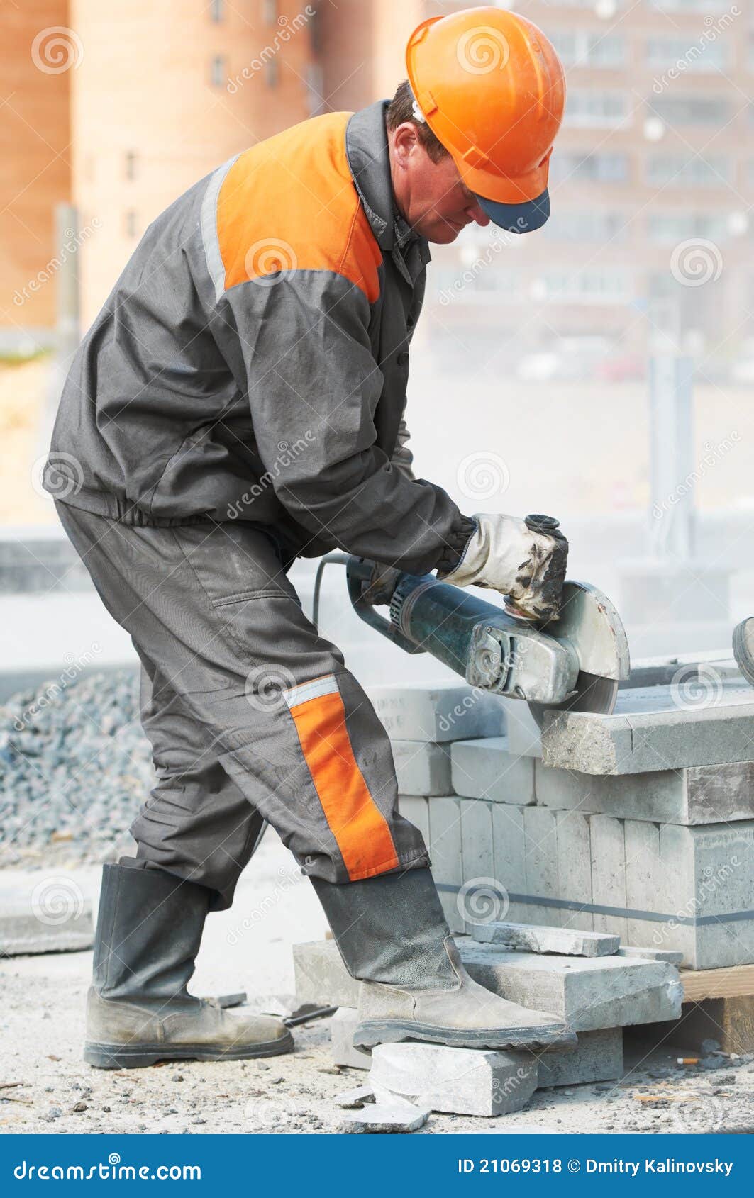 Constructor En El Trabajo Del Encintado Del Corte Foto de archivo ...