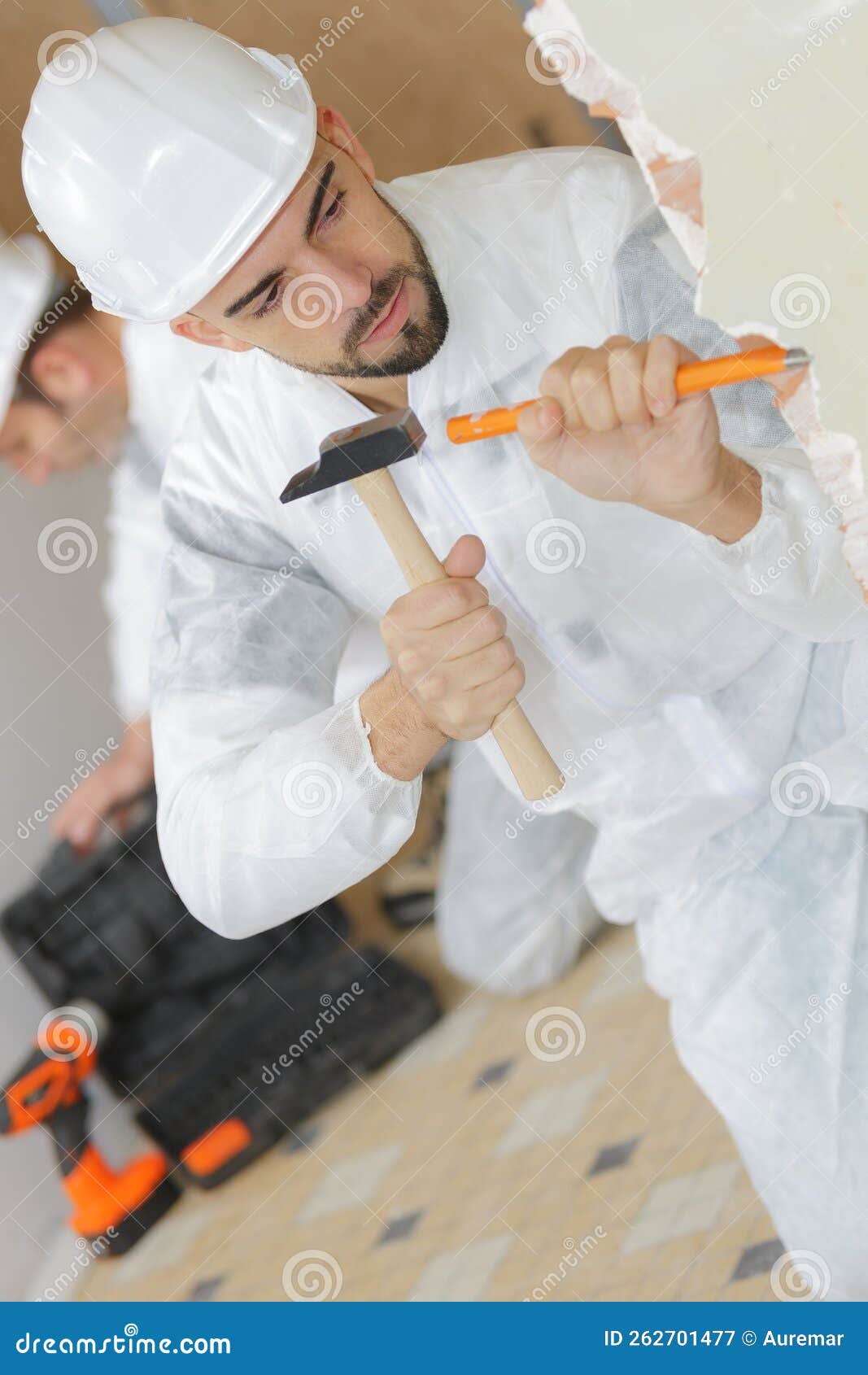 Constructor Masculino Trabajando Con Cincel Y Martillo Imagen de ...