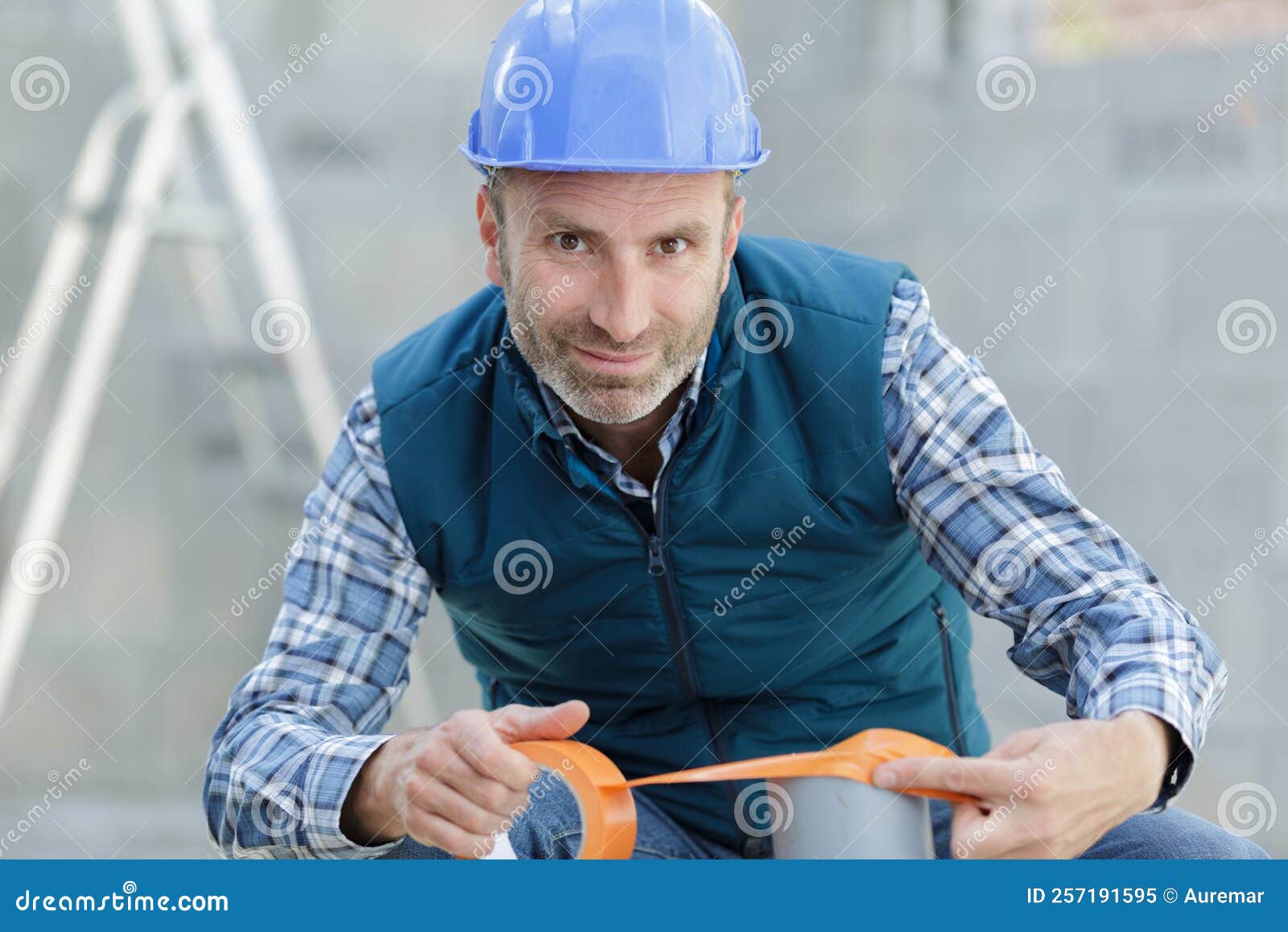 Constructor Masculino Trabajando Con Cinta Imagen de archivo - Imagen ...