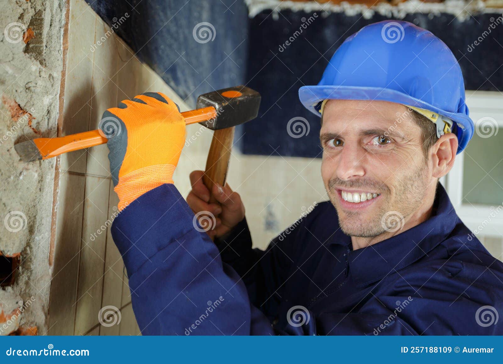 Constructor Masculino Trabajando Con Martillo Y Cincel Imagen de ...