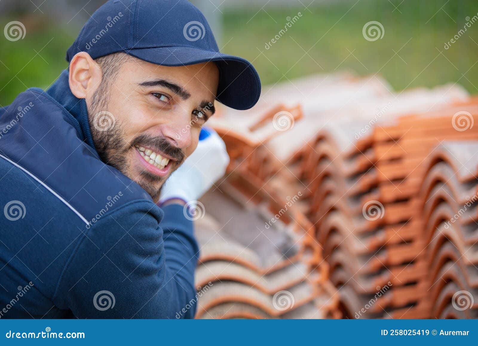 Constructor Trabajando Con Tejas De Techo Imagen de archivo - Imagen de ...