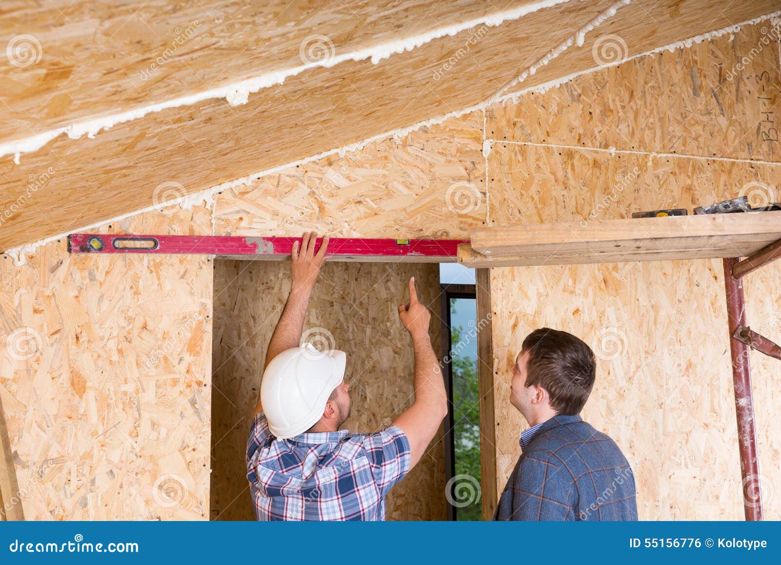 Constructor Y Arquitecto Inspecting Door Frame Foto de archivo - Imagen de puerta, medio: 55156776