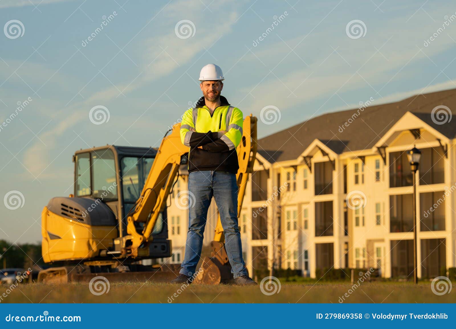 Constructora En Una Construcción. Constructor Con Excavadora Lista Para ...