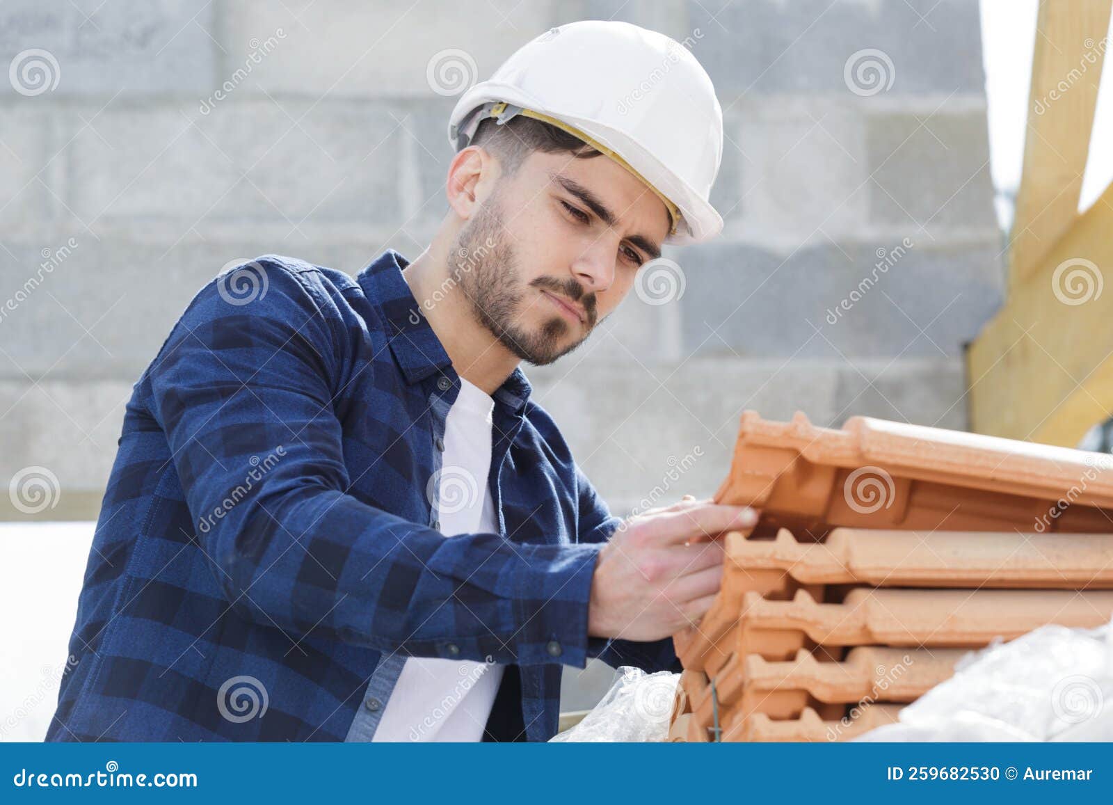 Constructora Trabajando En El Nuevo Edificio Del Techo Foto de archivo ...