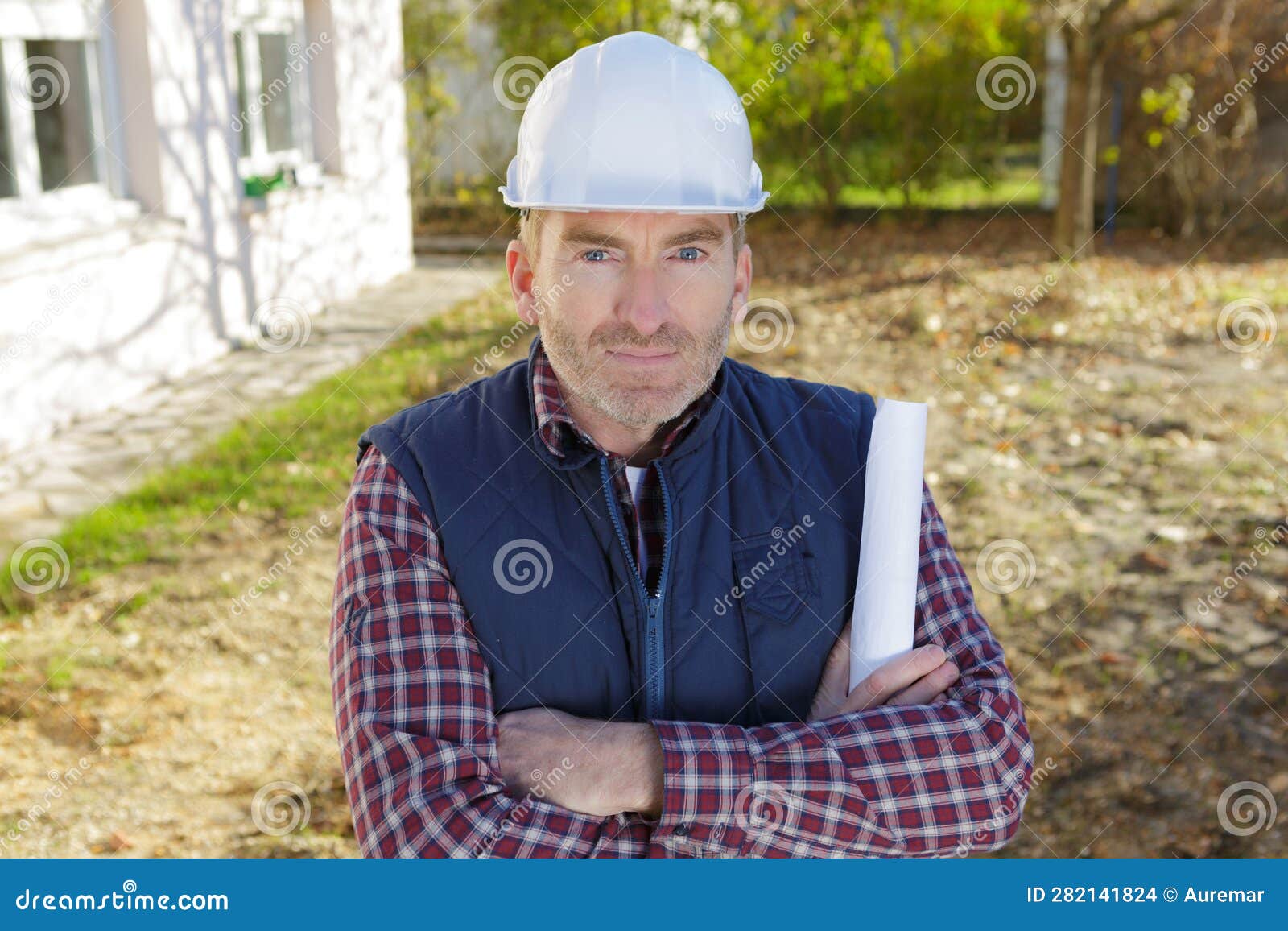 Constructora Trabajando En El Nuevo Edificio Del Techo Foto de archivo ...