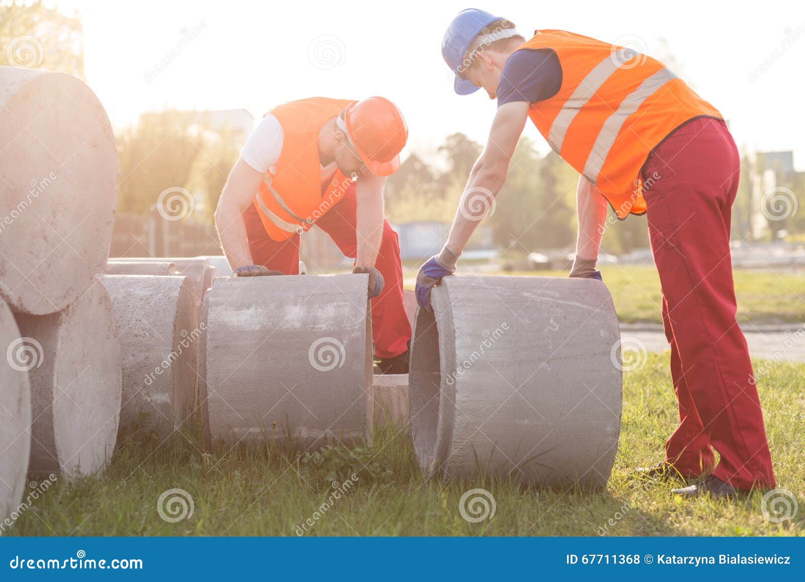 Constructores Fuertes Con Los Tubos Concretos Foto de archivo - Imagen ...