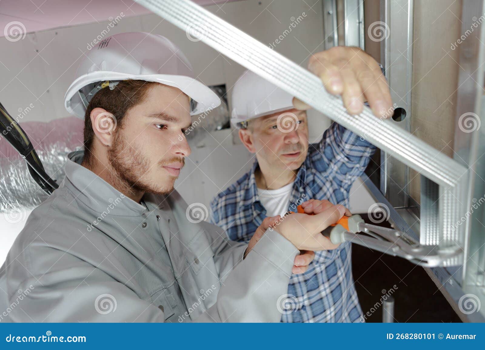 Constructores Instalando El Panel Aislado Estructural De La Casa De ...