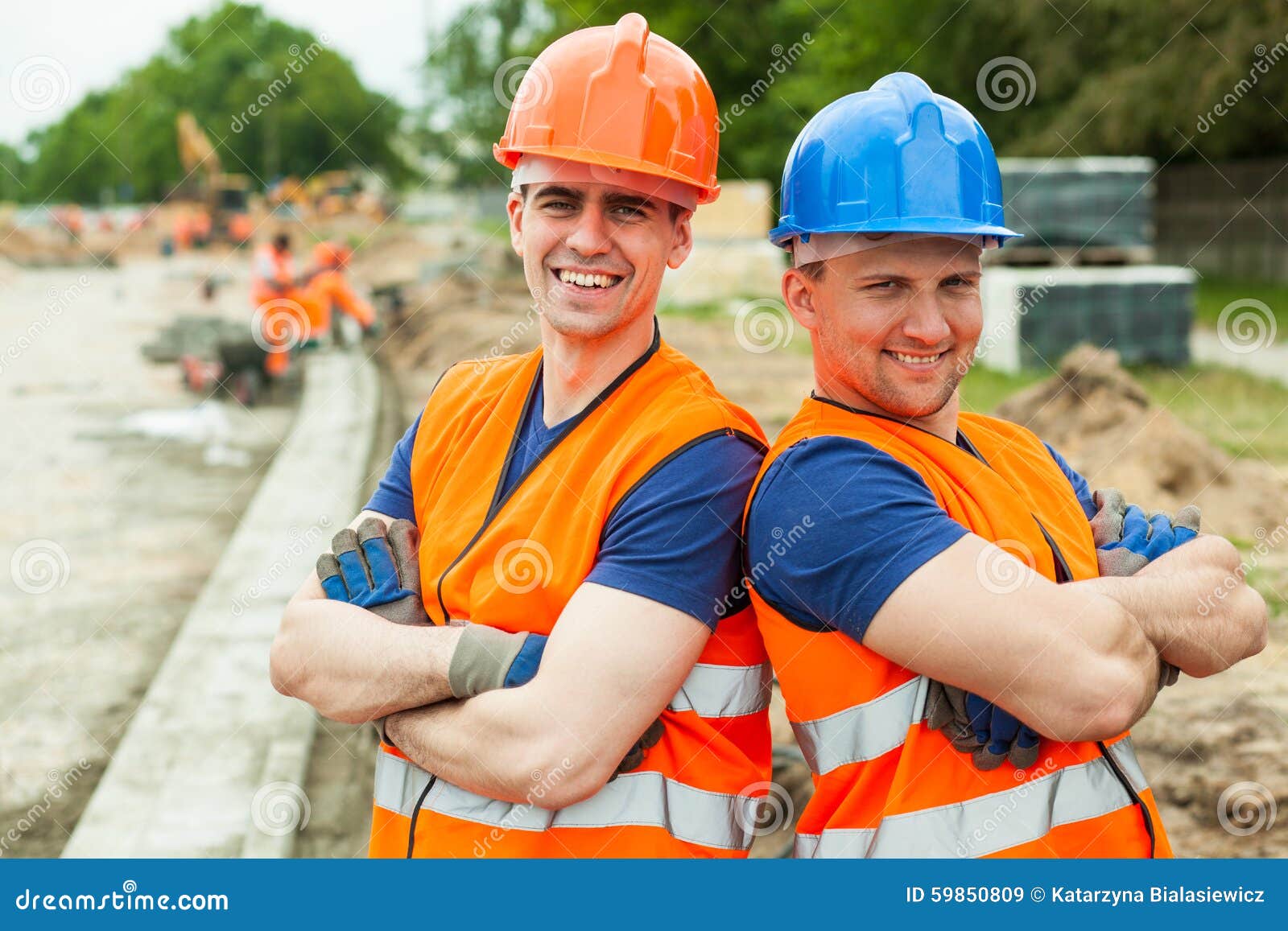 Constructores Jovenes En Cascos Imagen de archivo - Imagen de junto ...