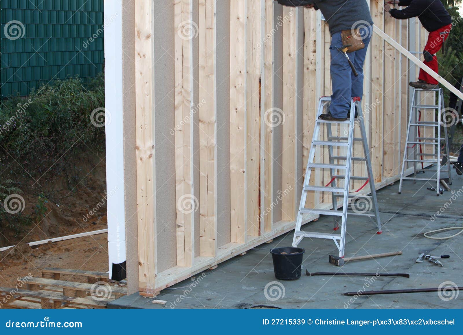 Constructores Que Instalan Una Casa De Marco De Madera Imagen de ...