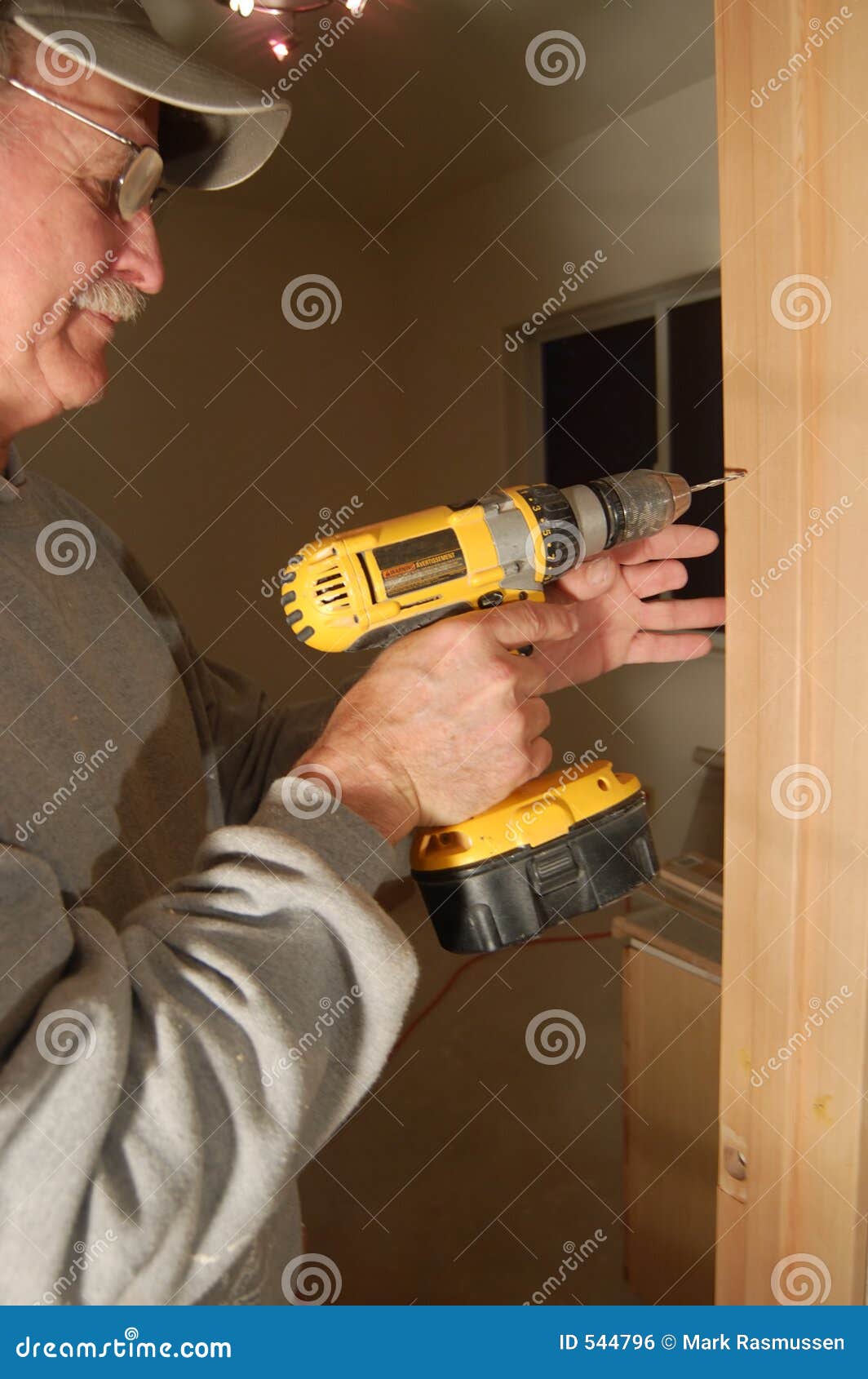 Construindo a casa foto de stock. Imagem de homem, envelhecido - 544796
