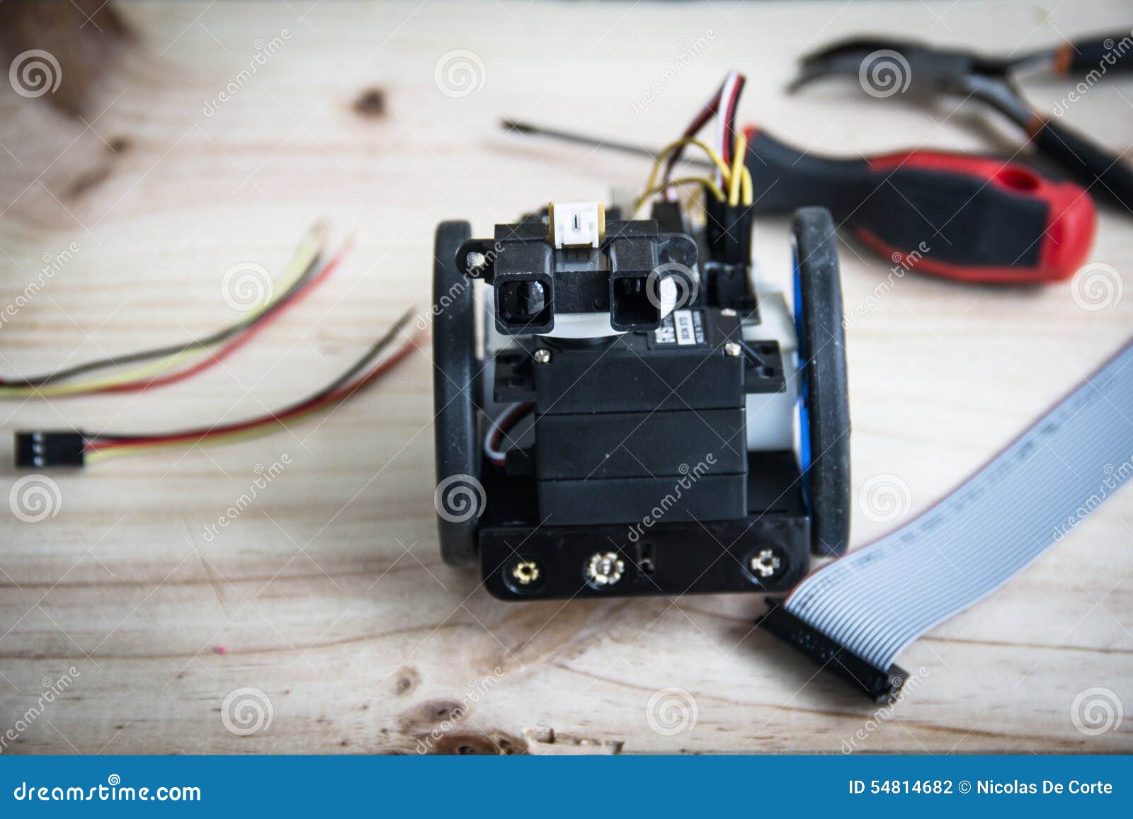 Construindo Um Robô Nas Rodas Foto de Stock - Imagem de materiais ...