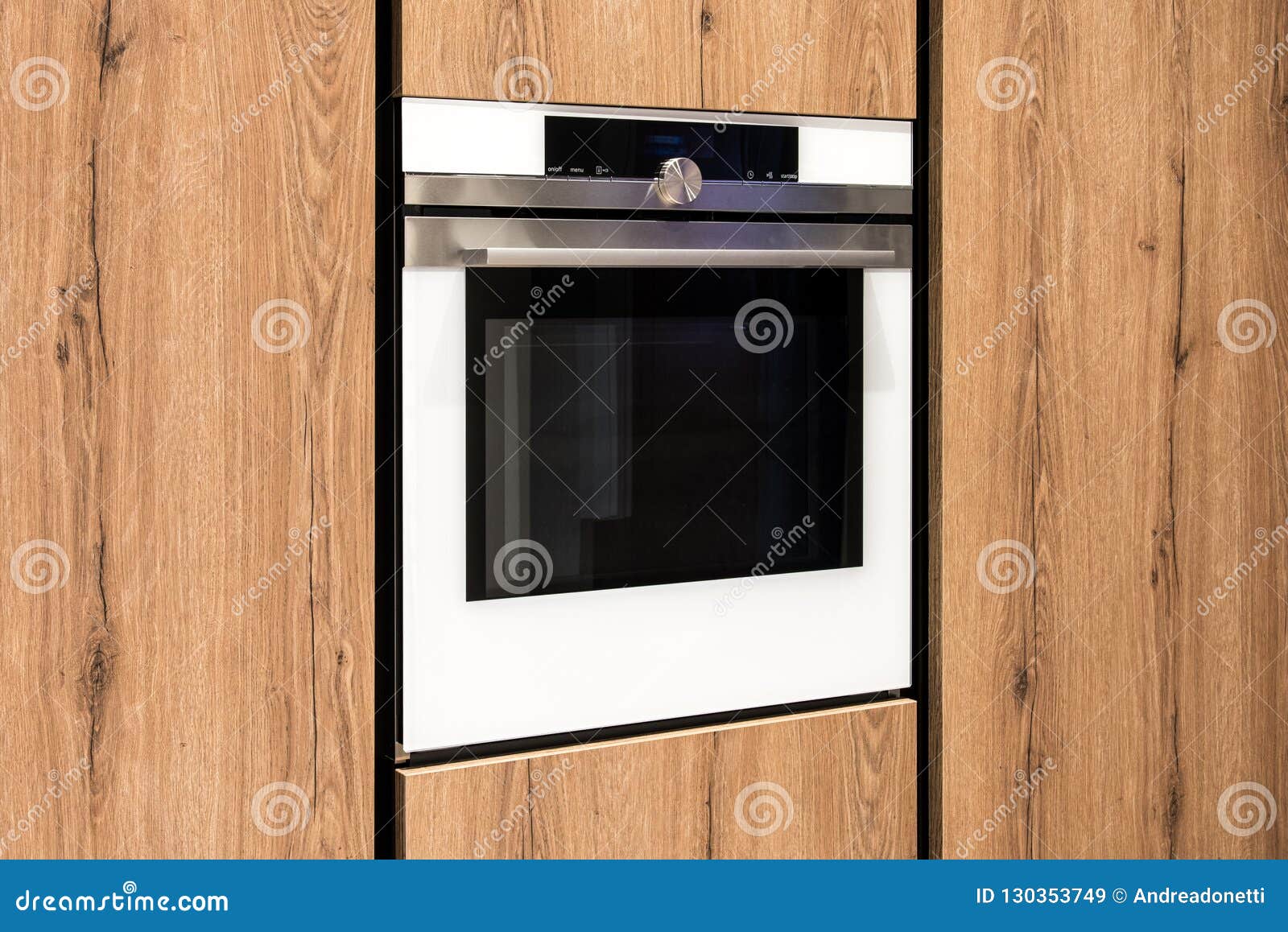 Construit En Four Moderne Dans Des Armoires En Bois Image stock - Image ...