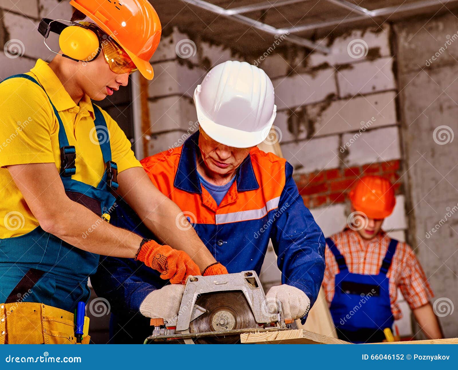 Construtor Dos Povos Do Grupo Com Serra Circular Foto de Stock - Imagem ...