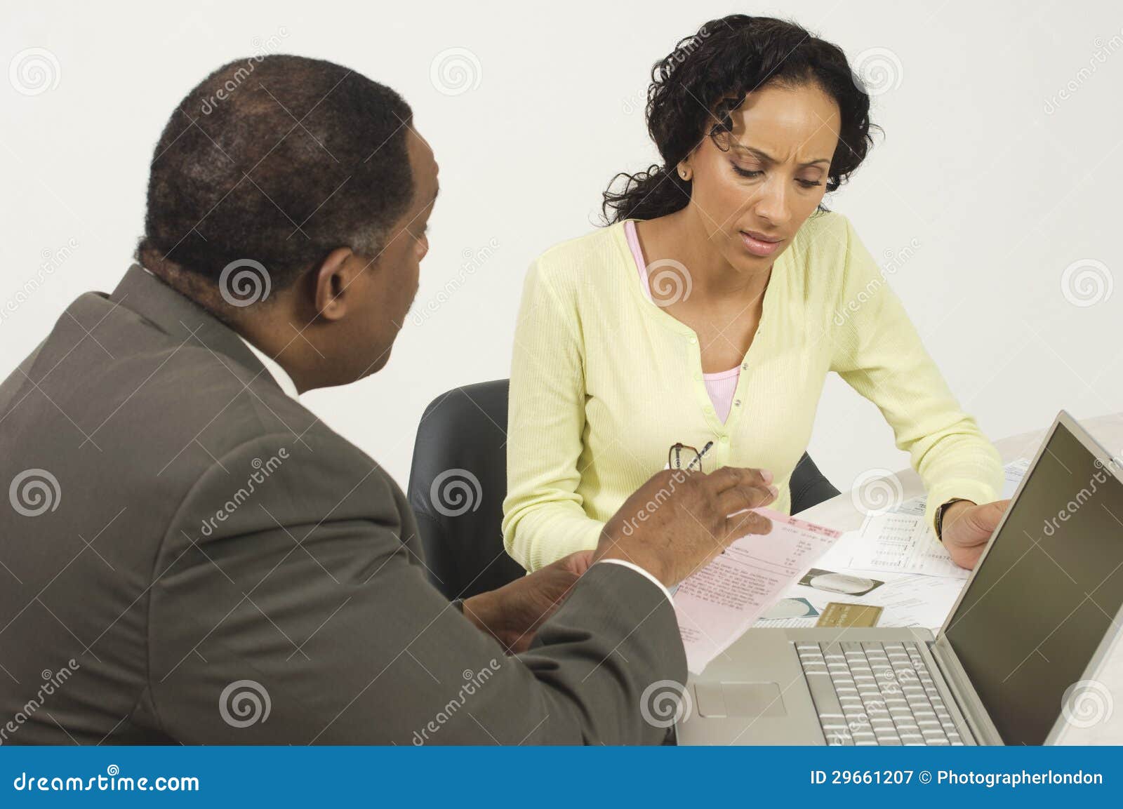 Consulente Finanziario Nella Discussione Con La Donna Immagine Stock ...