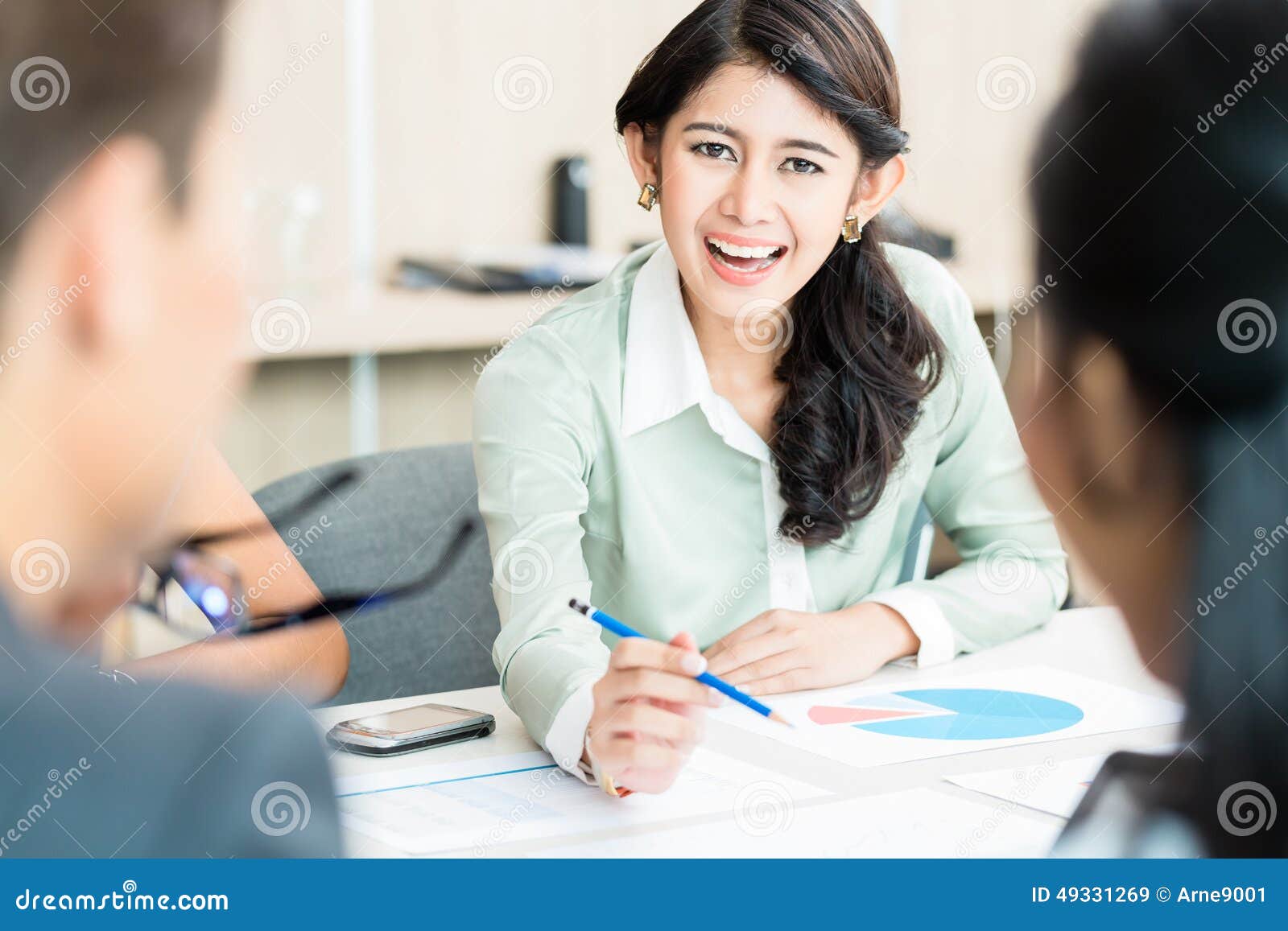 Consulente Finanziario in Ufficio Che Discute I Numeri Immagine Stock ...