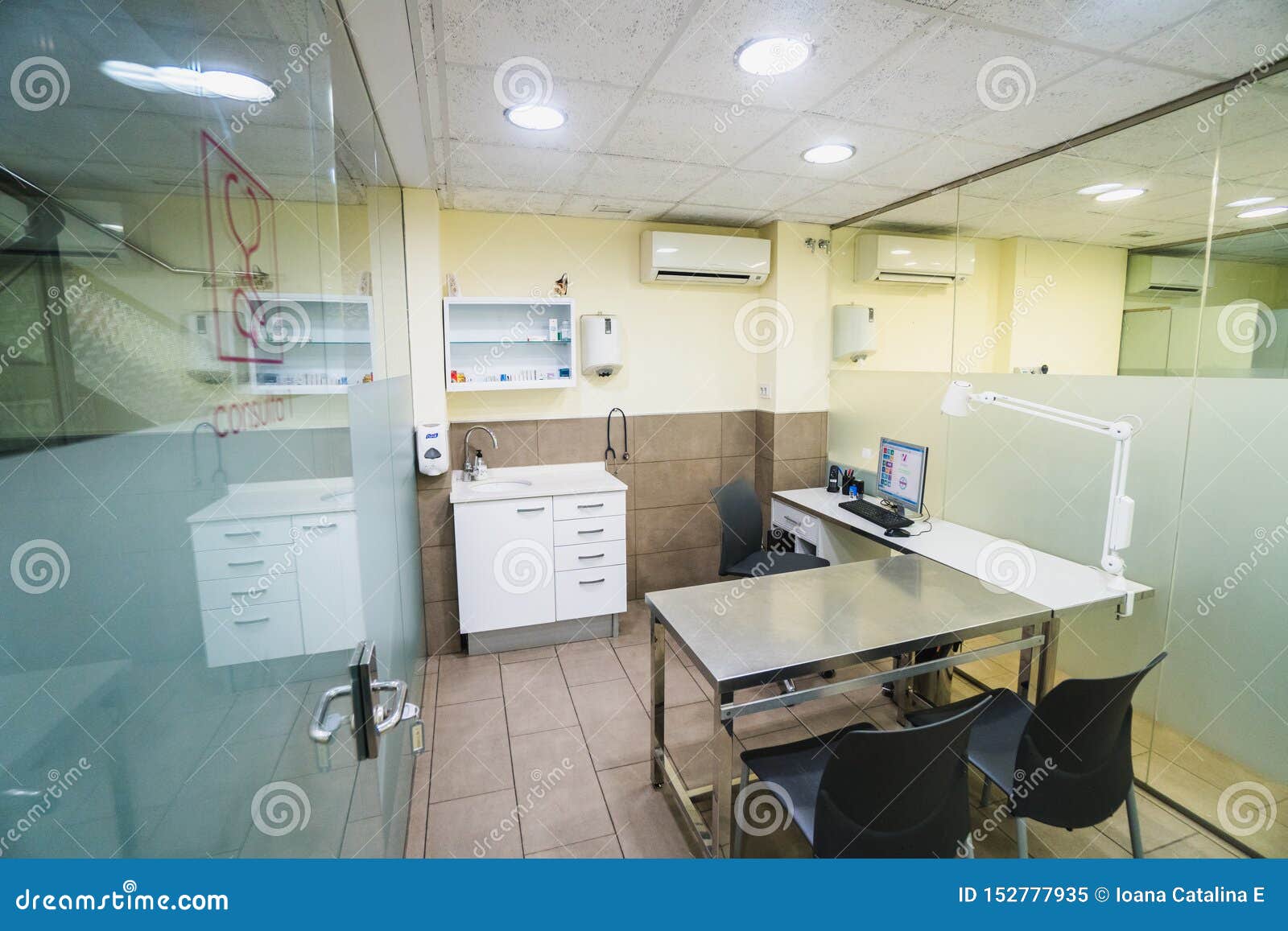 Consultancy empty room stock image. Image of equipment - 152777935