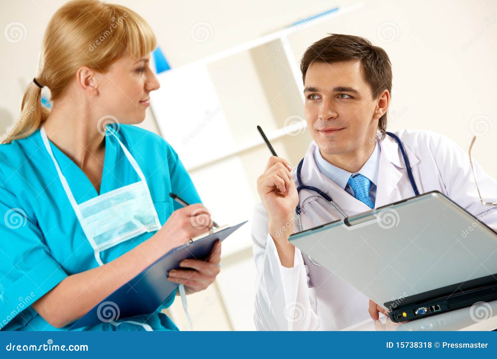 Consultation photo stock. Image du document, stylo, interaction - 15738318