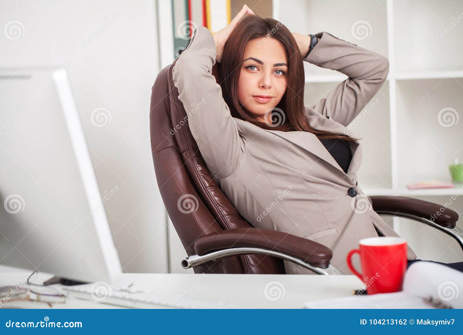 Consulto Di Affari Donna Di Affari Ambiziosa Che Parla Dal Telefono a ... Consulto Di Affari Donna Di Affari Ambiziosa Che Parla Dal Telefono a ...