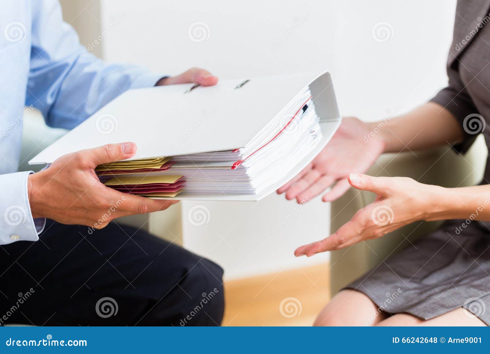 Consulto Finanziario - Cliente Che Consegna I Documenti Fotografia ...