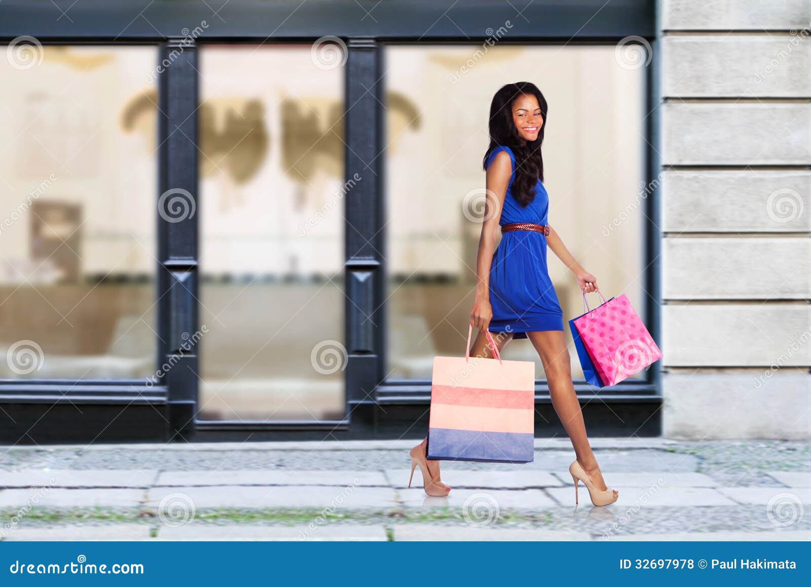 Consumatore Felice Di Acquisto Di Modo Fotografia Stock - Immagine di ...